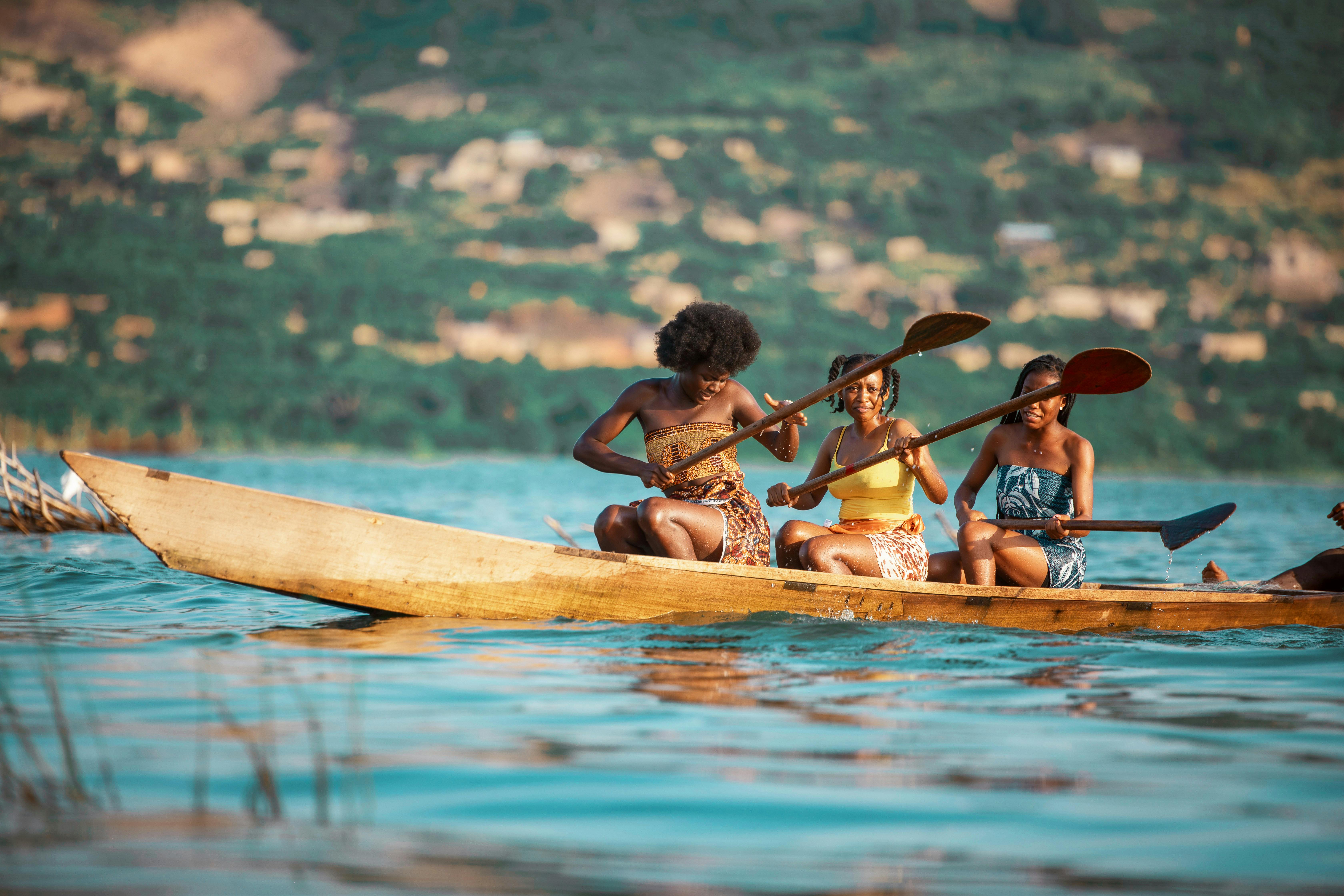 Foto de stock gratuita sobre adulto, agua, al aire libre, alegre, barca ...