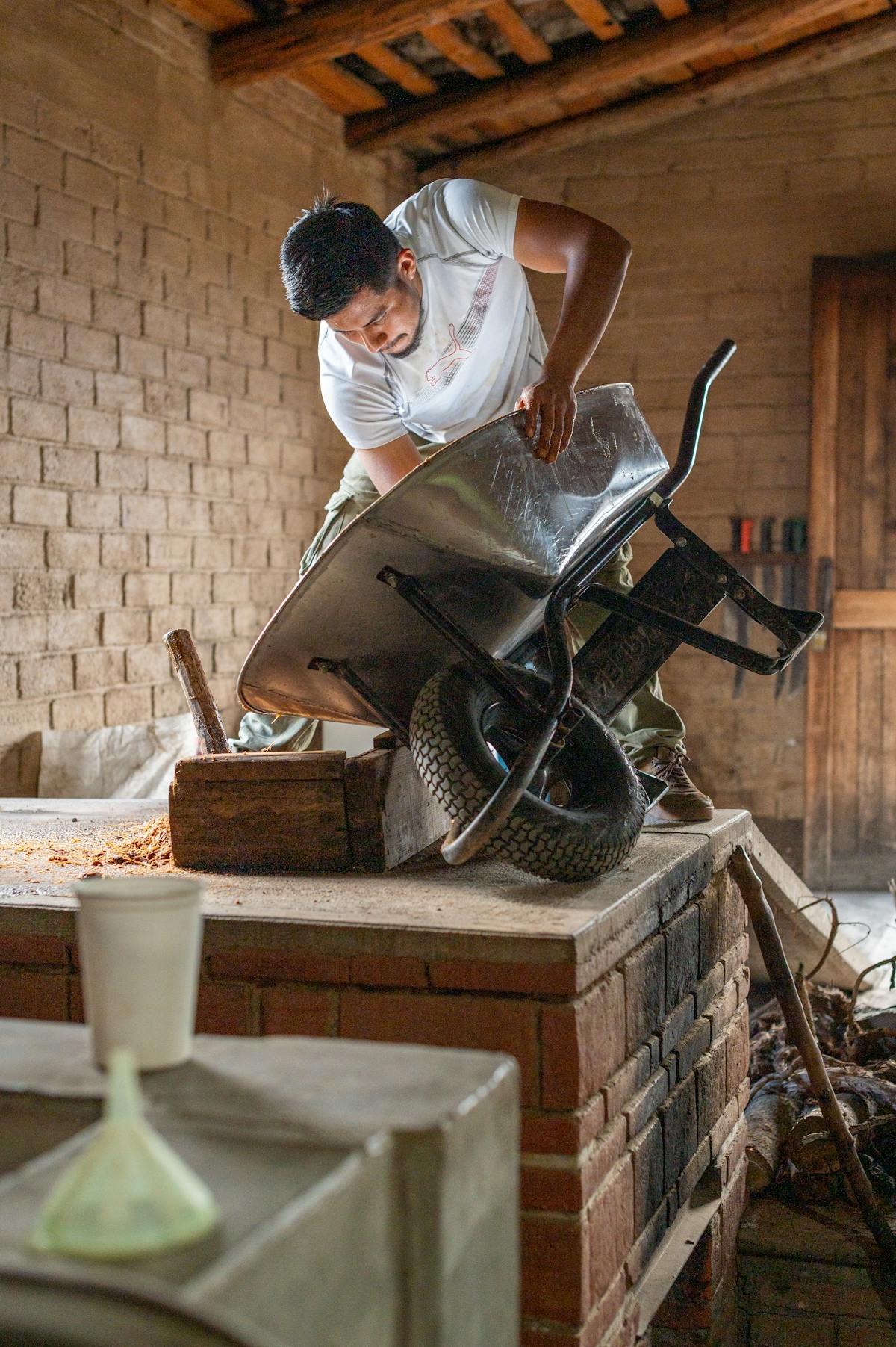 Wheelbarrow Photos, Download The BEST Free Wheelbarrow Stock Photos ...