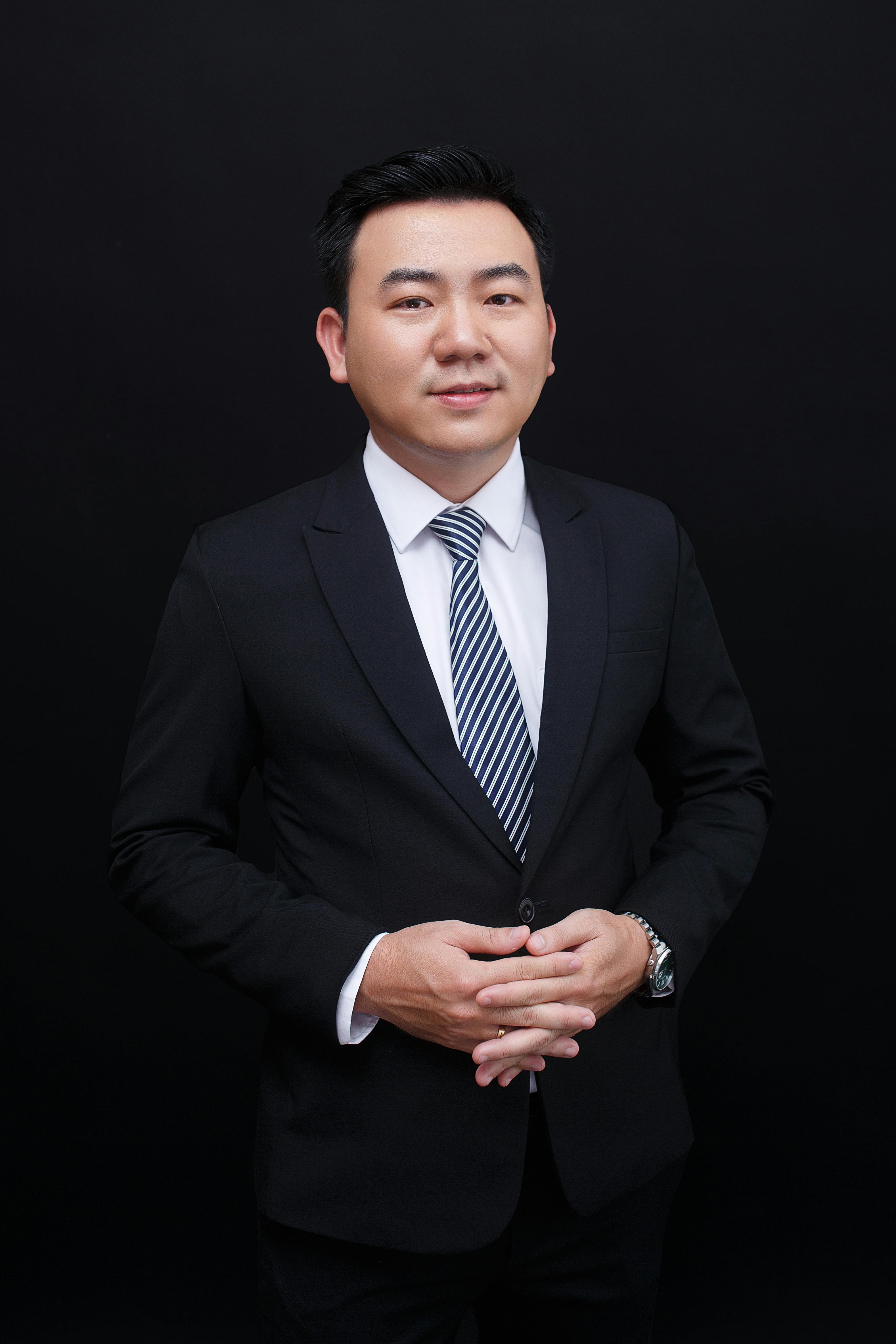 Elegant Businessman Holding Laptop · Free Stock Photo Elegant Businessman Holding Laptop · Free Stock Photo