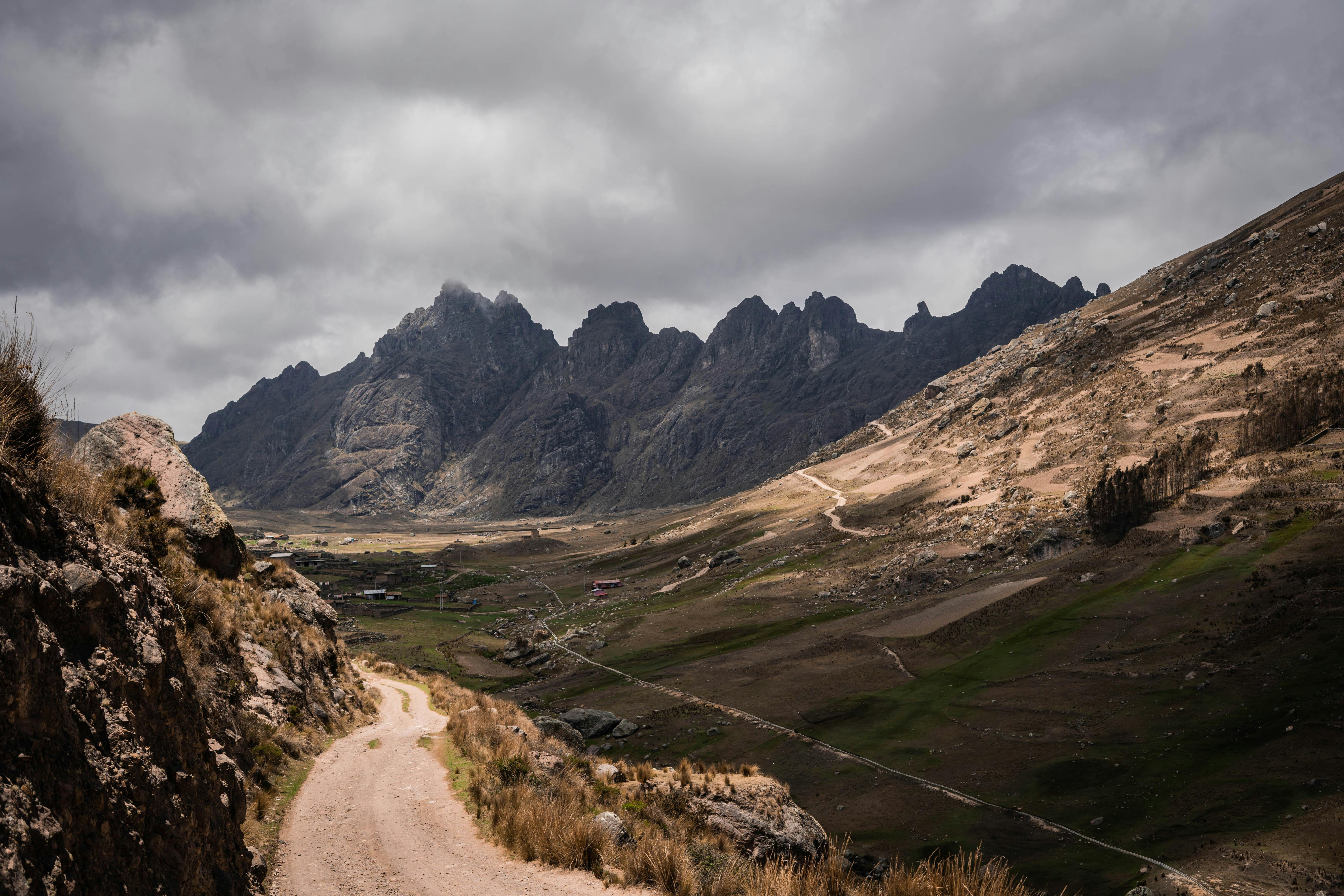 Path in a Rocky Mountain Valley · Free Stock Photo