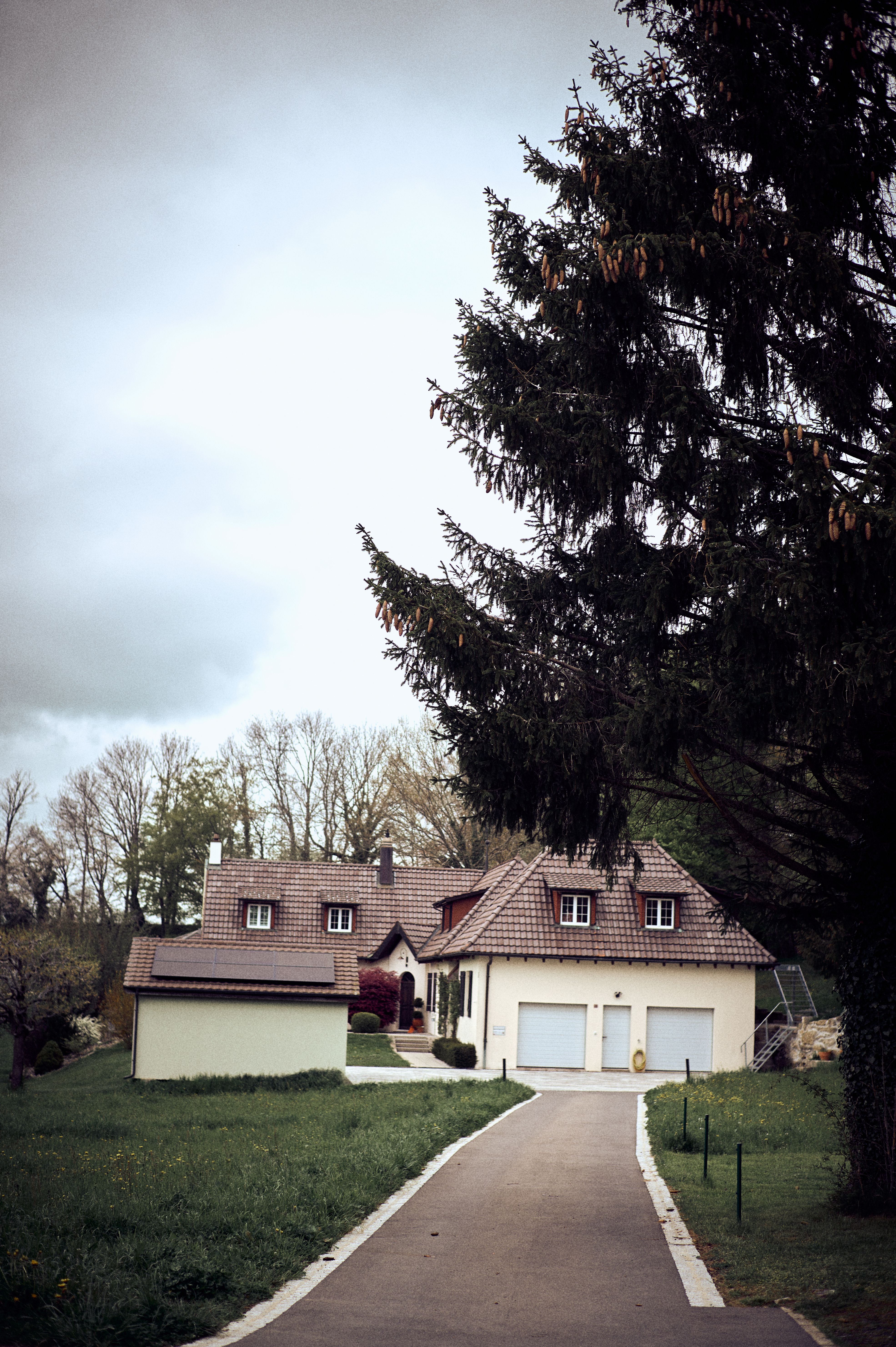 Pavement Leading to House · Free Stock Photo