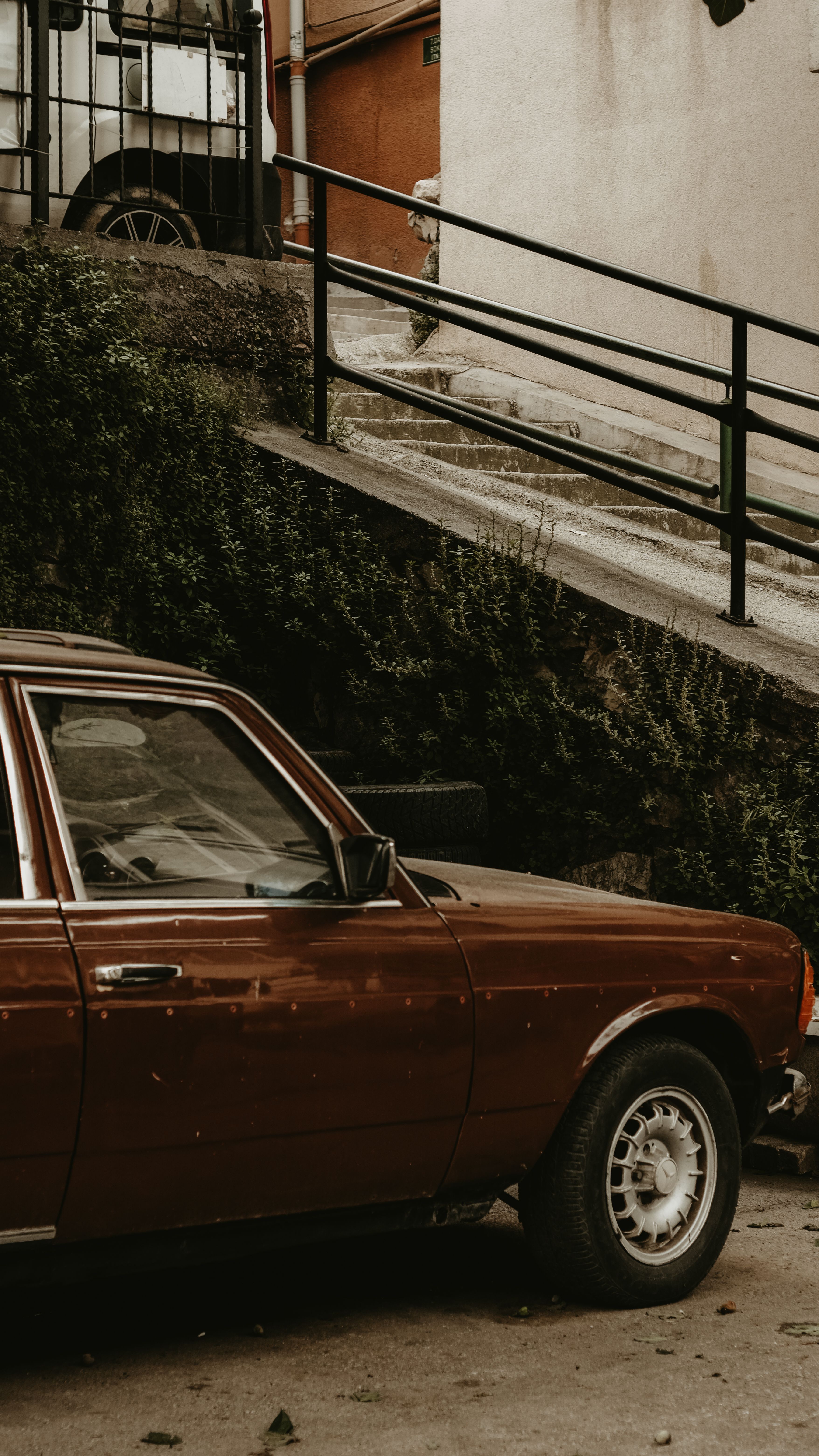 Mercedes-Benz W123 on Street · Free Stock Photo