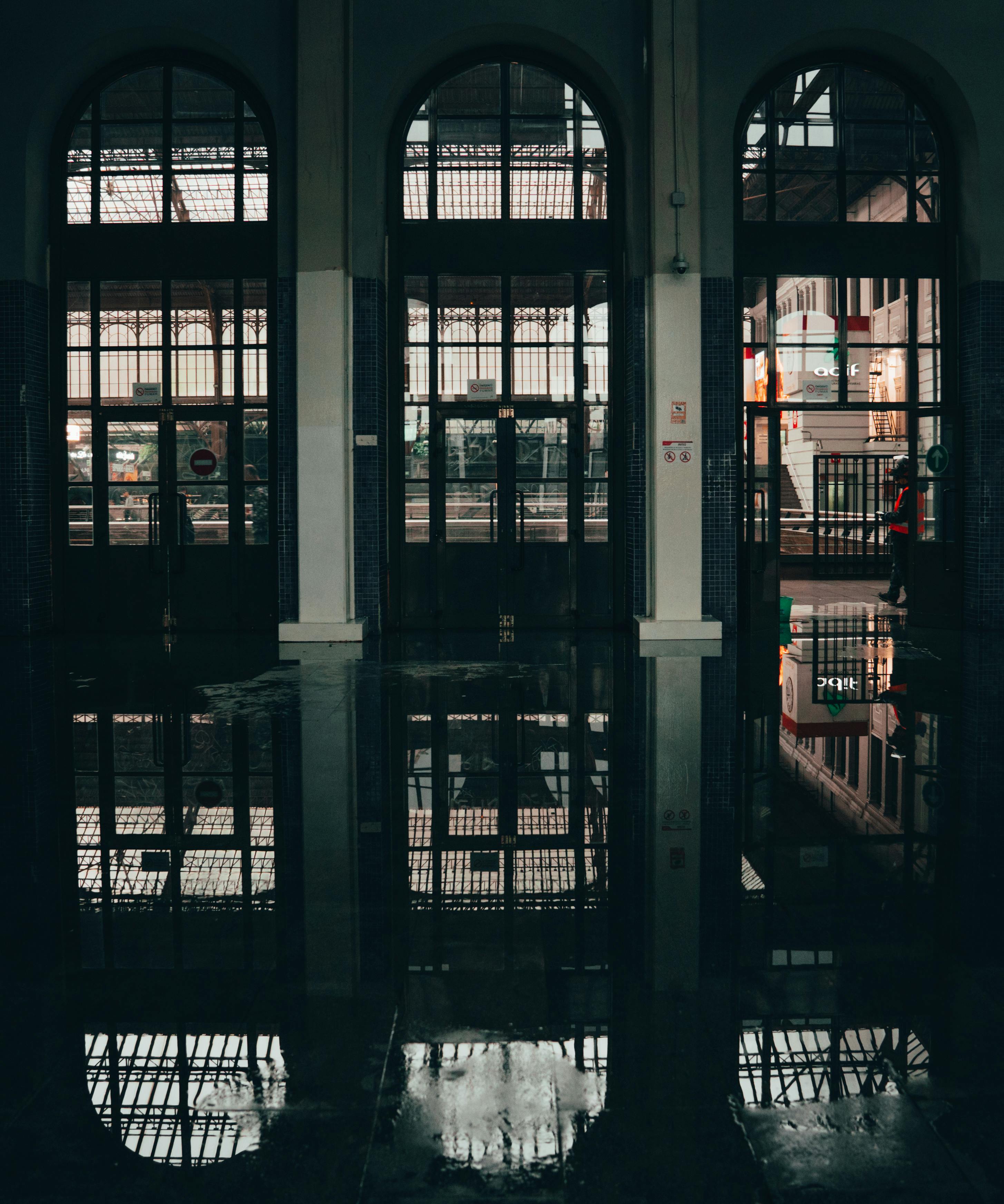 Columns Reflection in Hall · Free Stock Photo