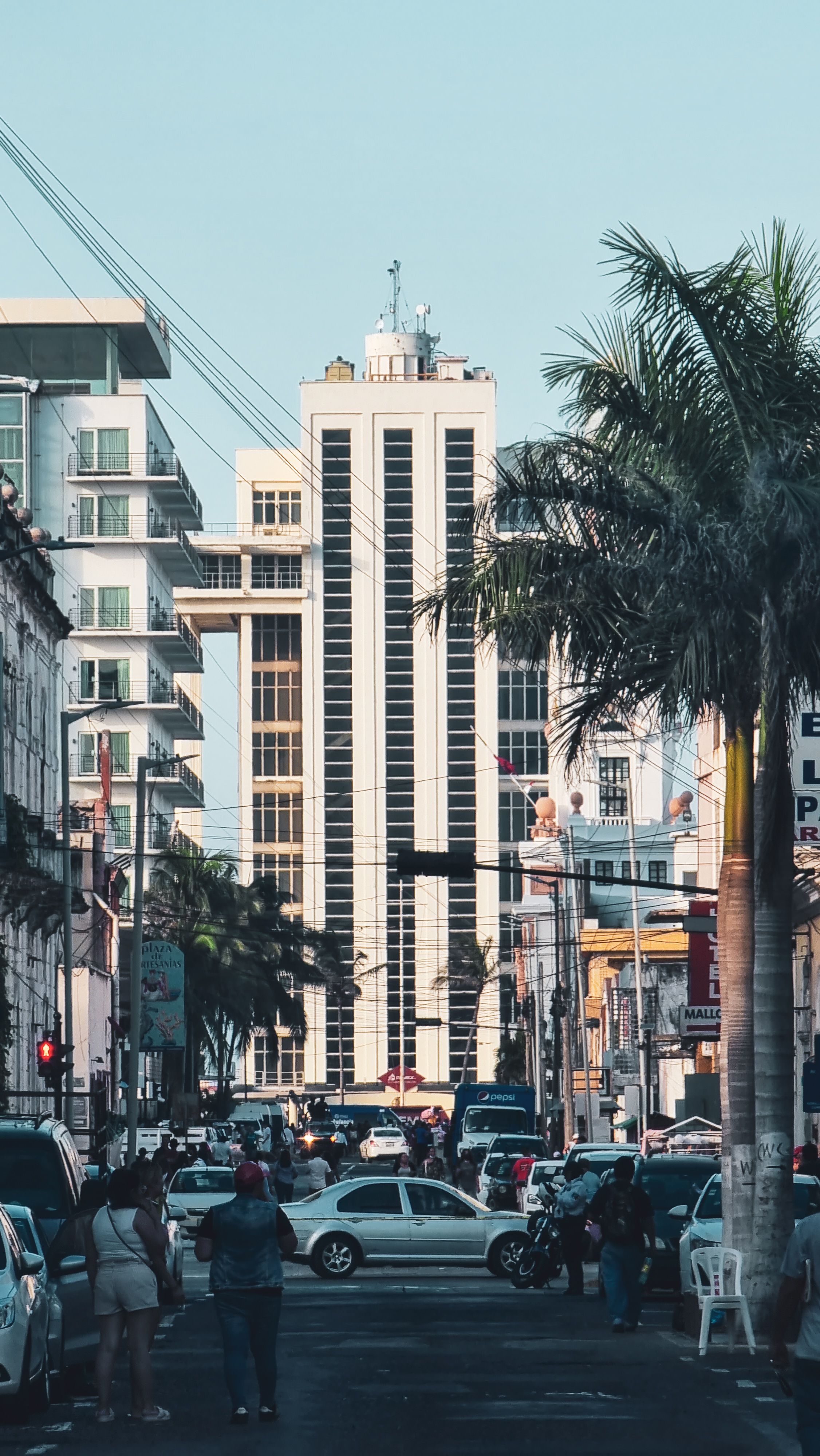 Street and Building behind in City · Free Stock Photo