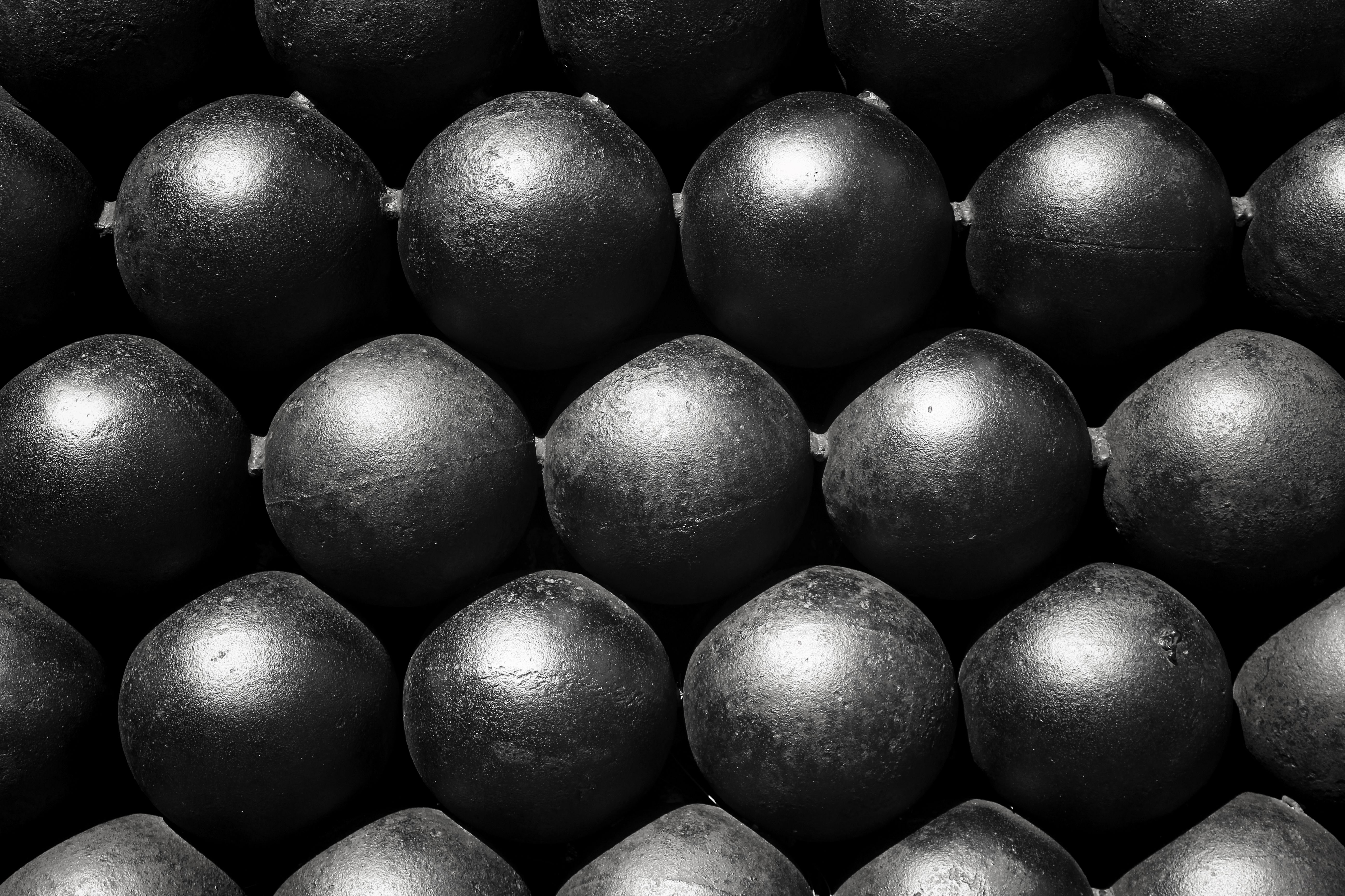 Black Balls in Rows · Free Stock Photo