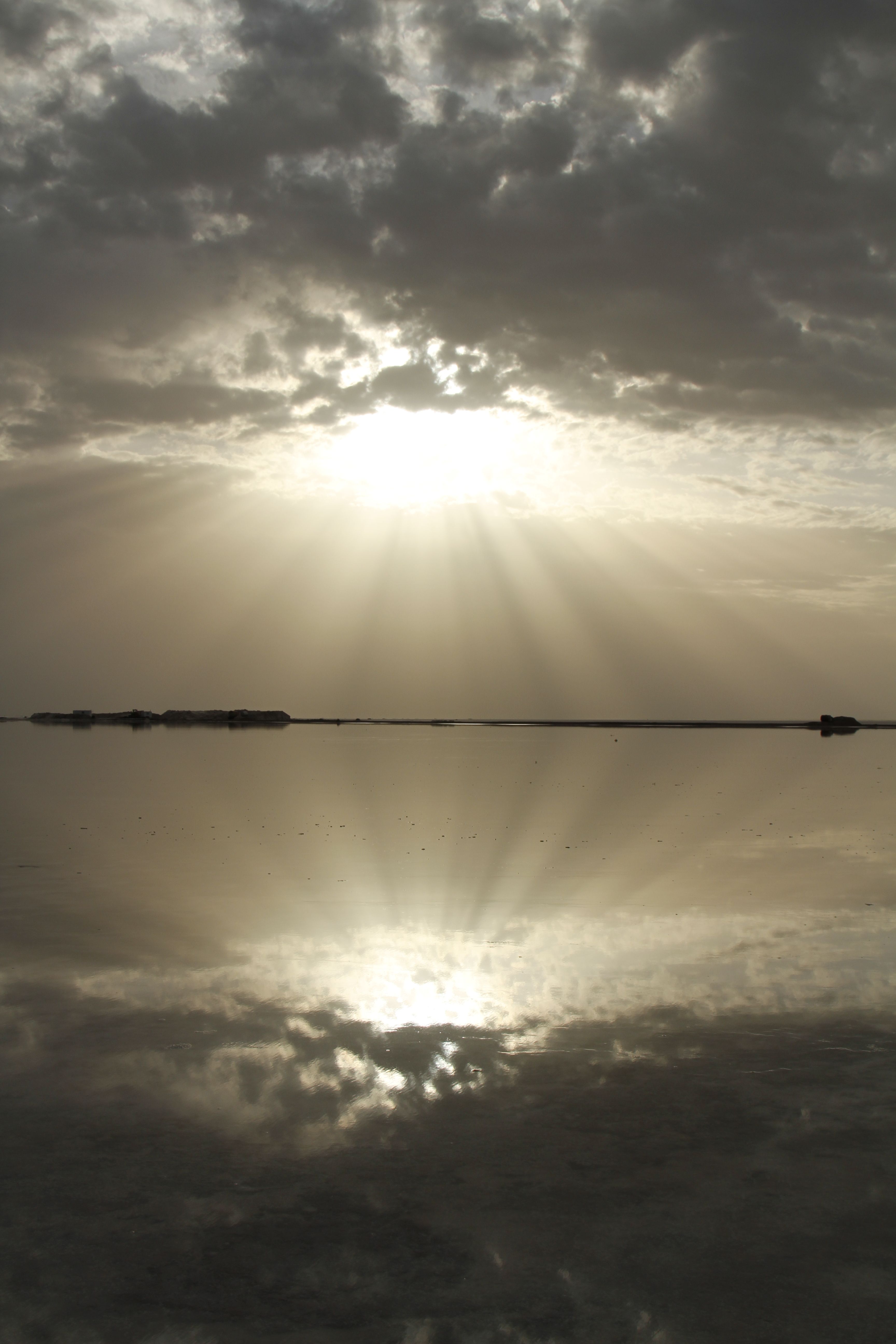 View of a Bright Sun Reflecting in a Body of Water · Free Stock Photo