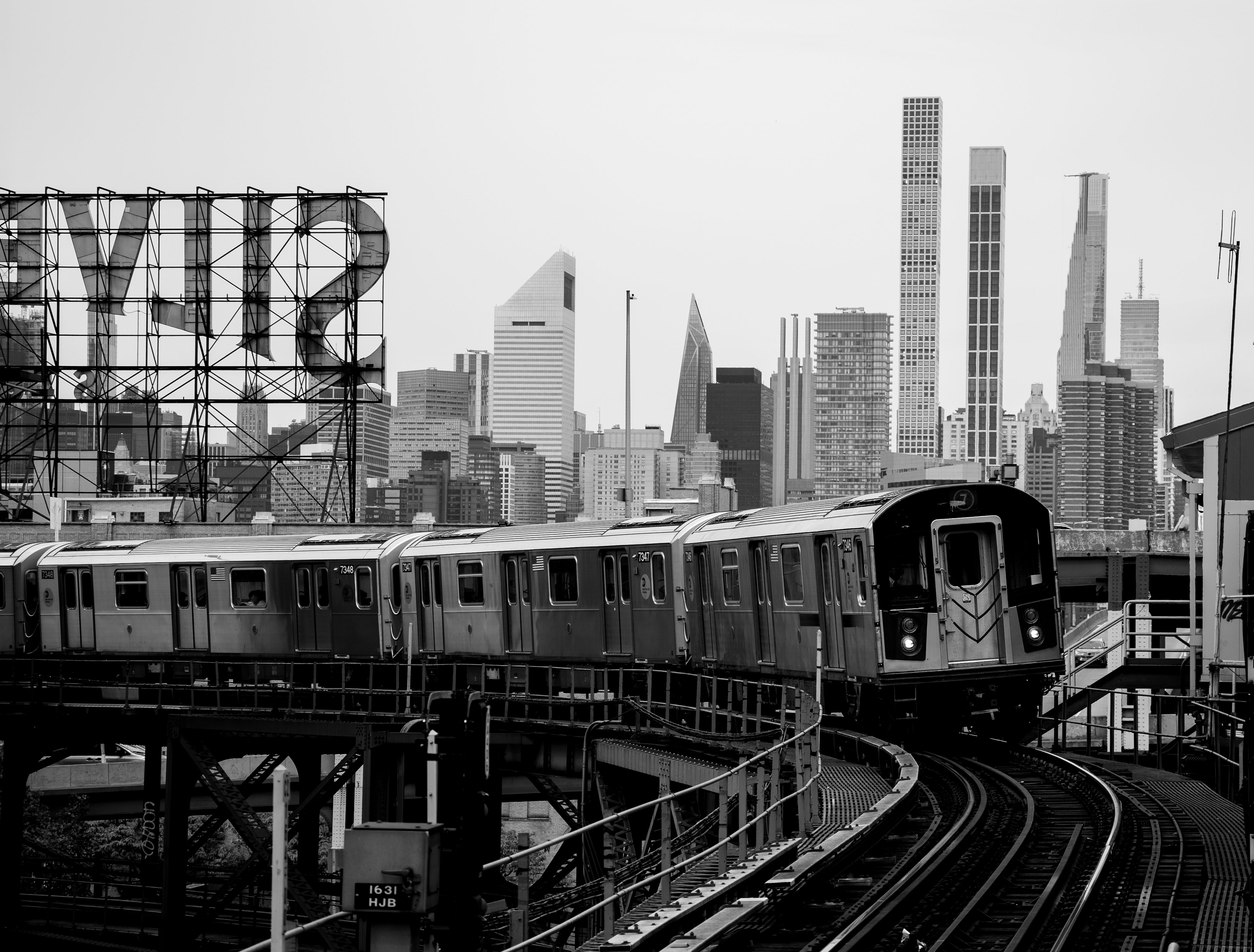 Train on Tracks in New York in Black and White · Free Stock Photo