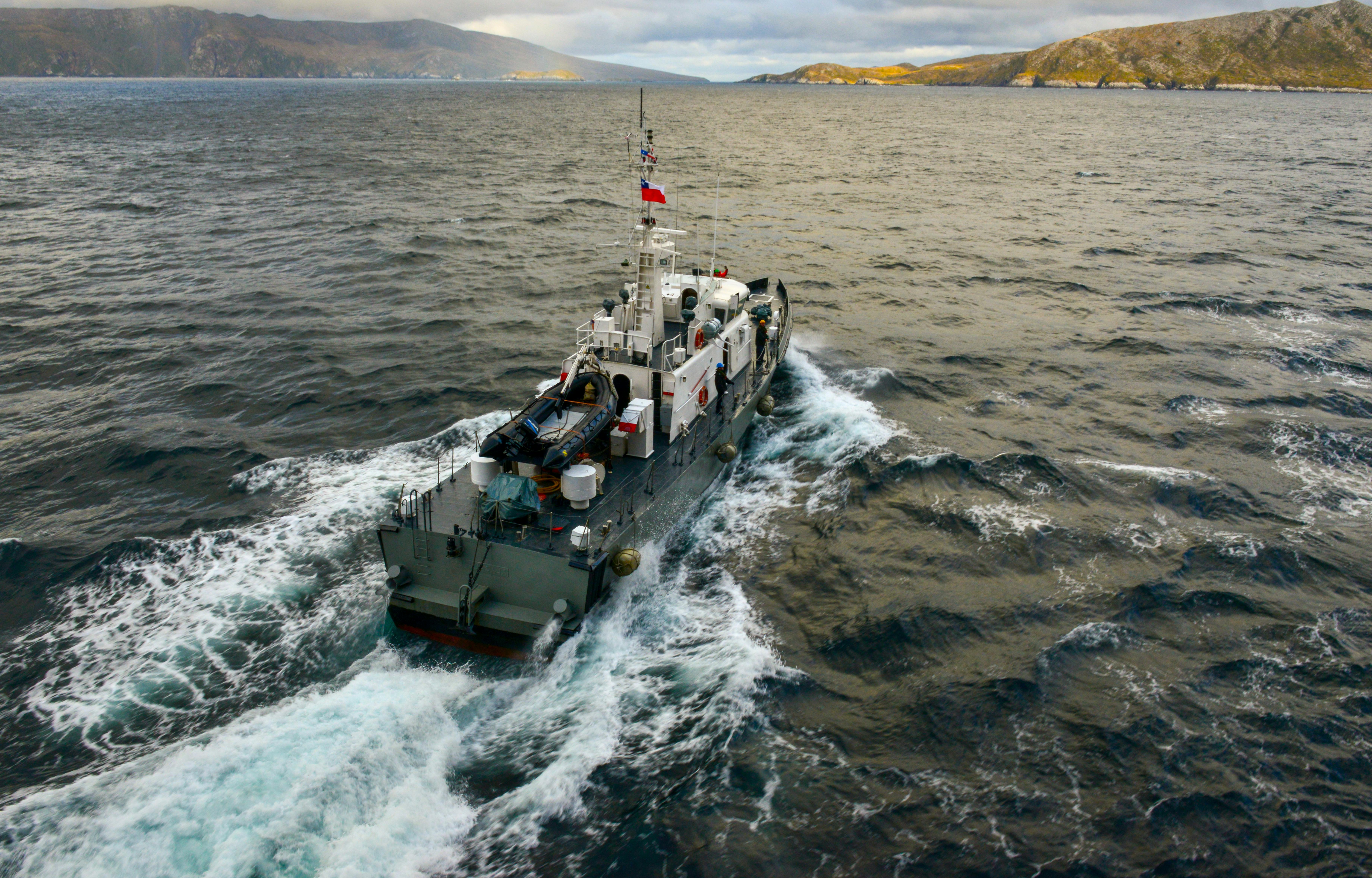 Boat Sailing In the Ocean · Free Stock Photo
