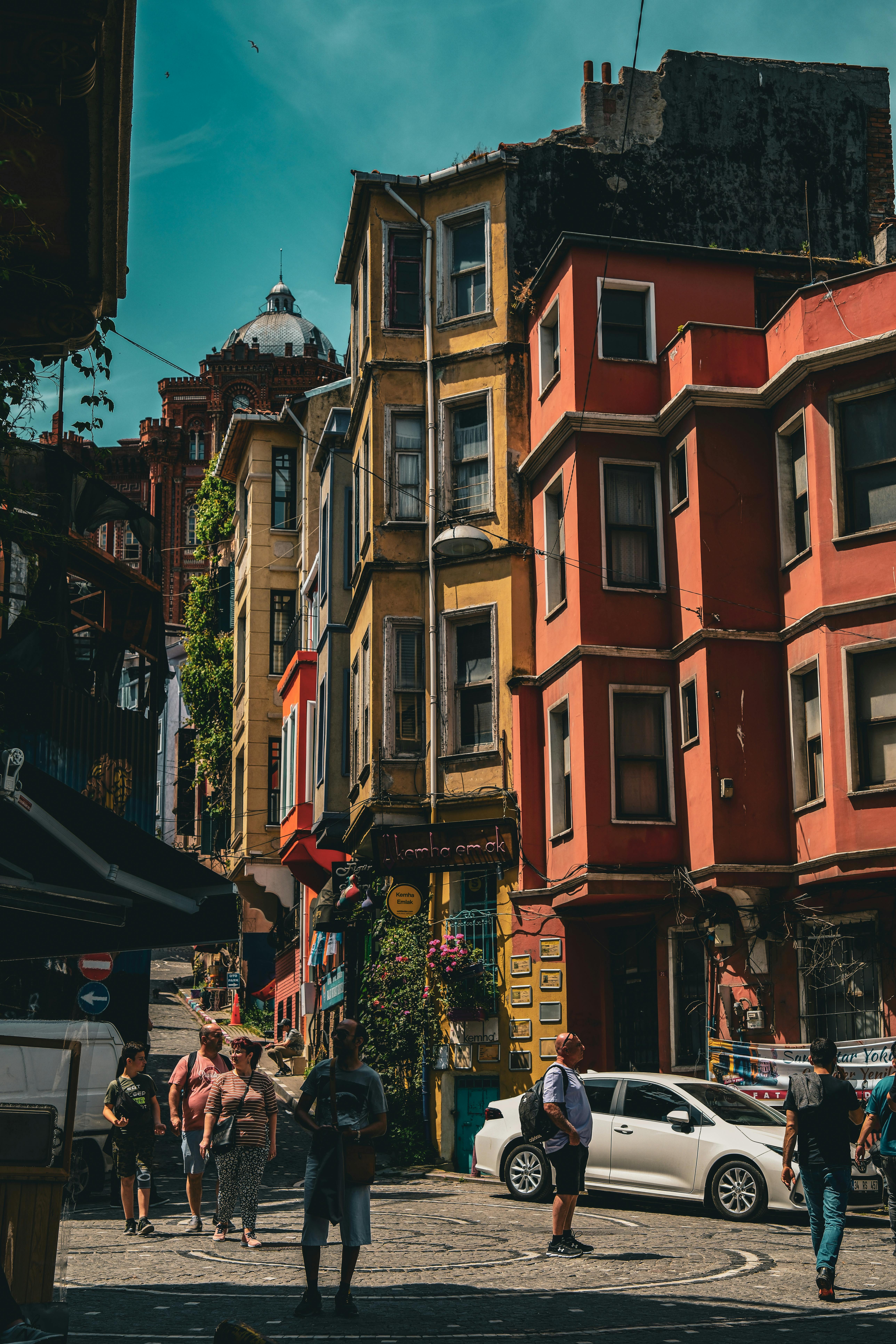Buildings in Narrow Alley in Istanbul · Free Stock Photo