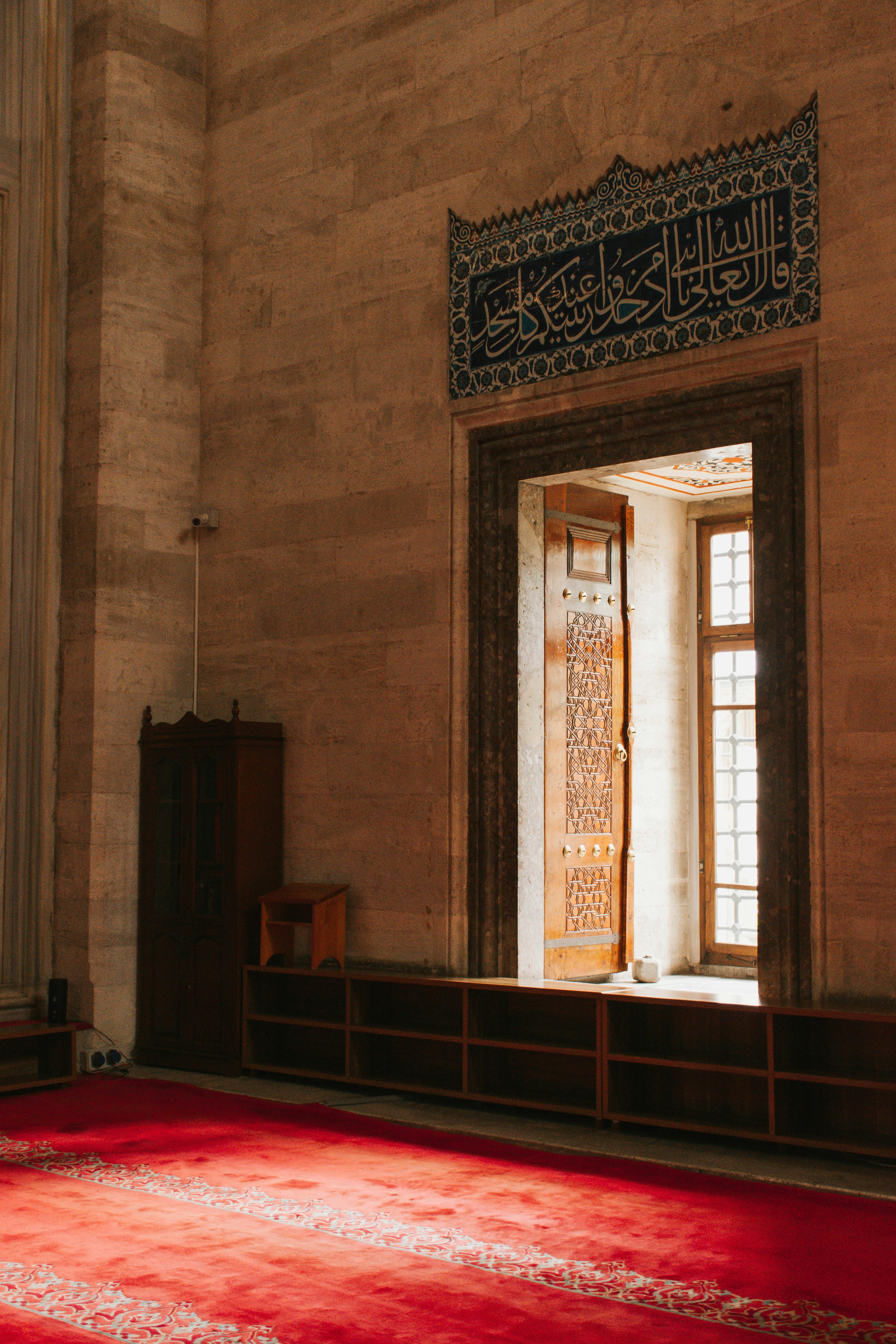 Minaret of Suleymaniye Mosque in Istanbul · Free Stock Photo
