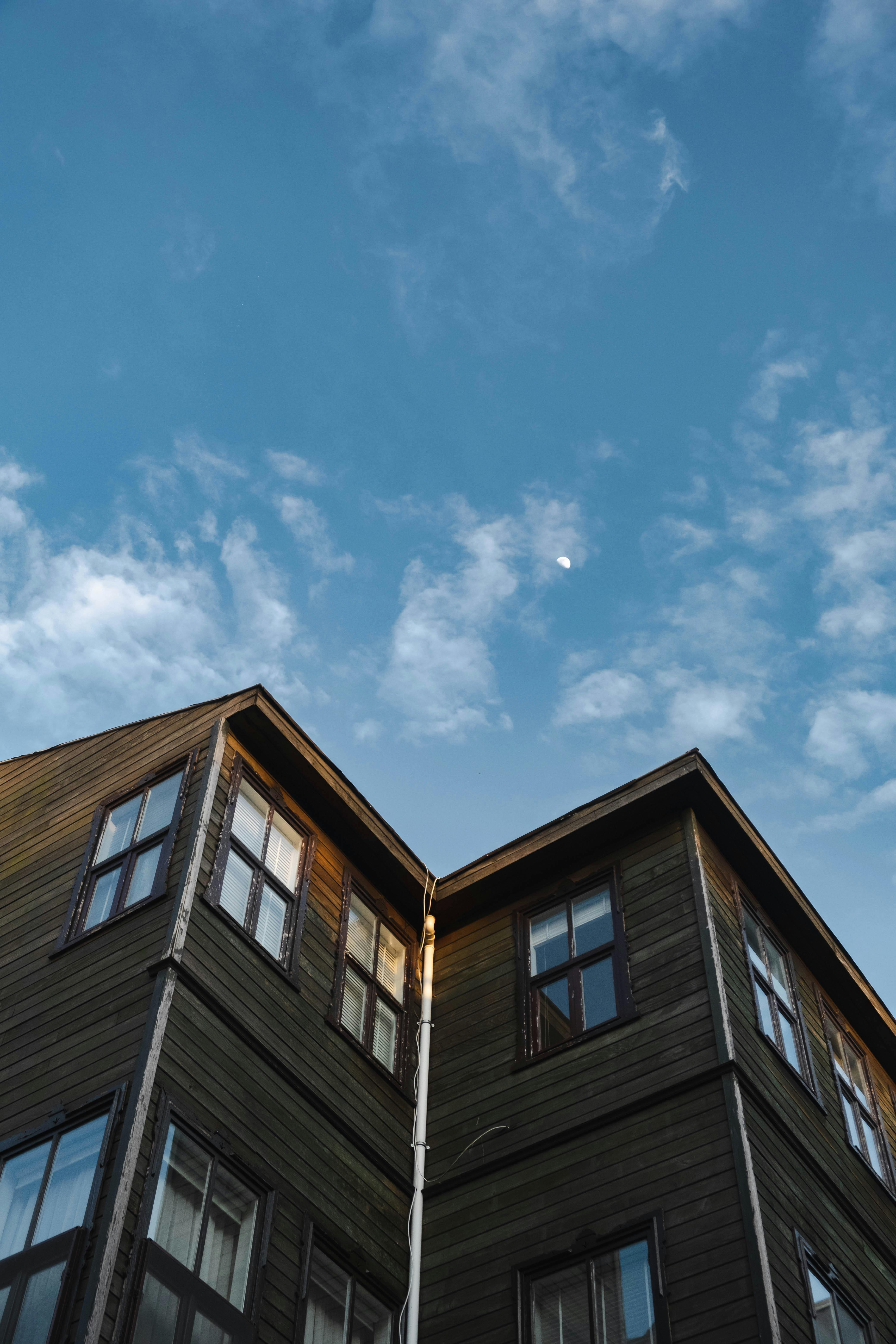 Building with Apartments on Corner · Free Stock Photo