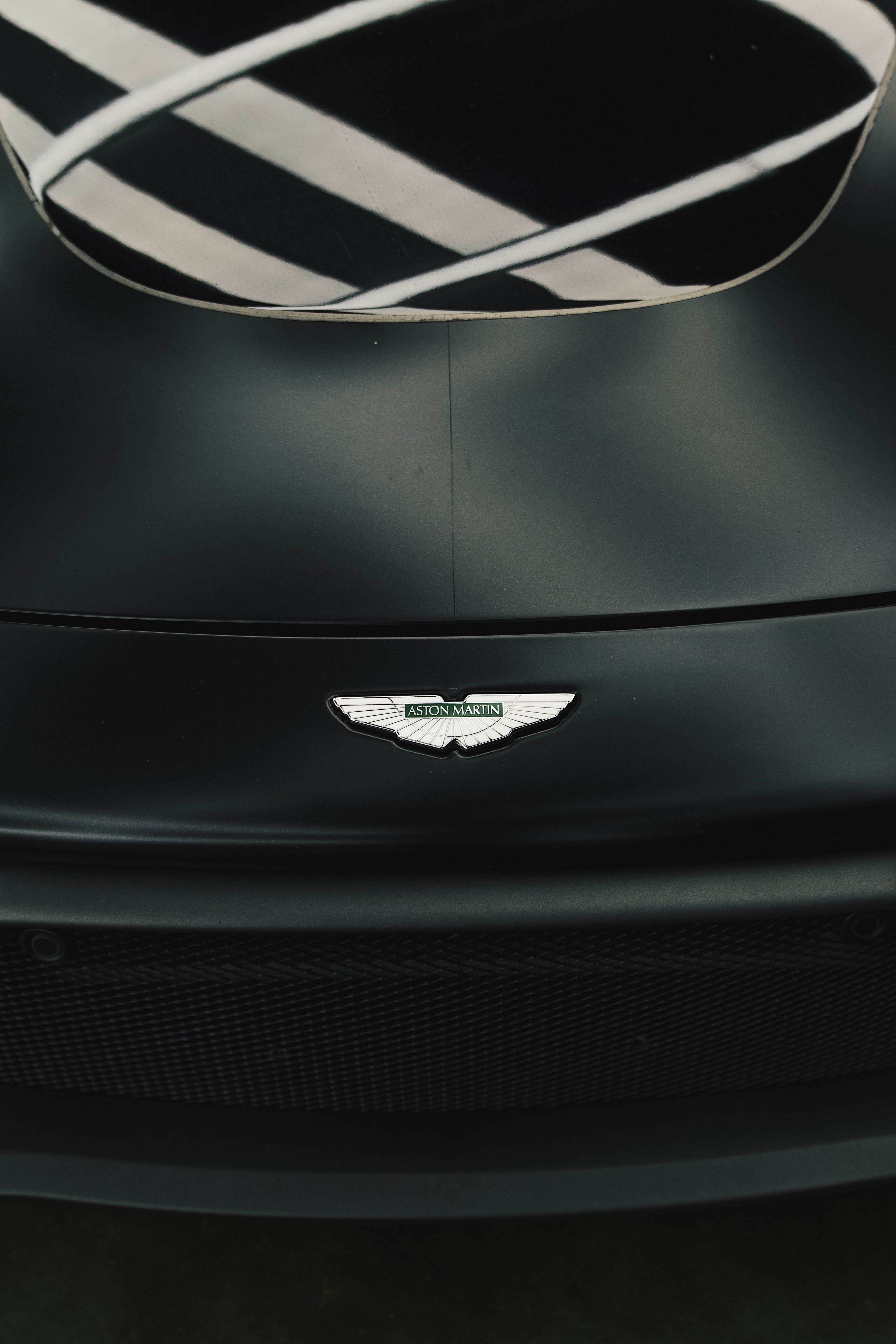 Aston Martin Logo Svart Bakgrunn