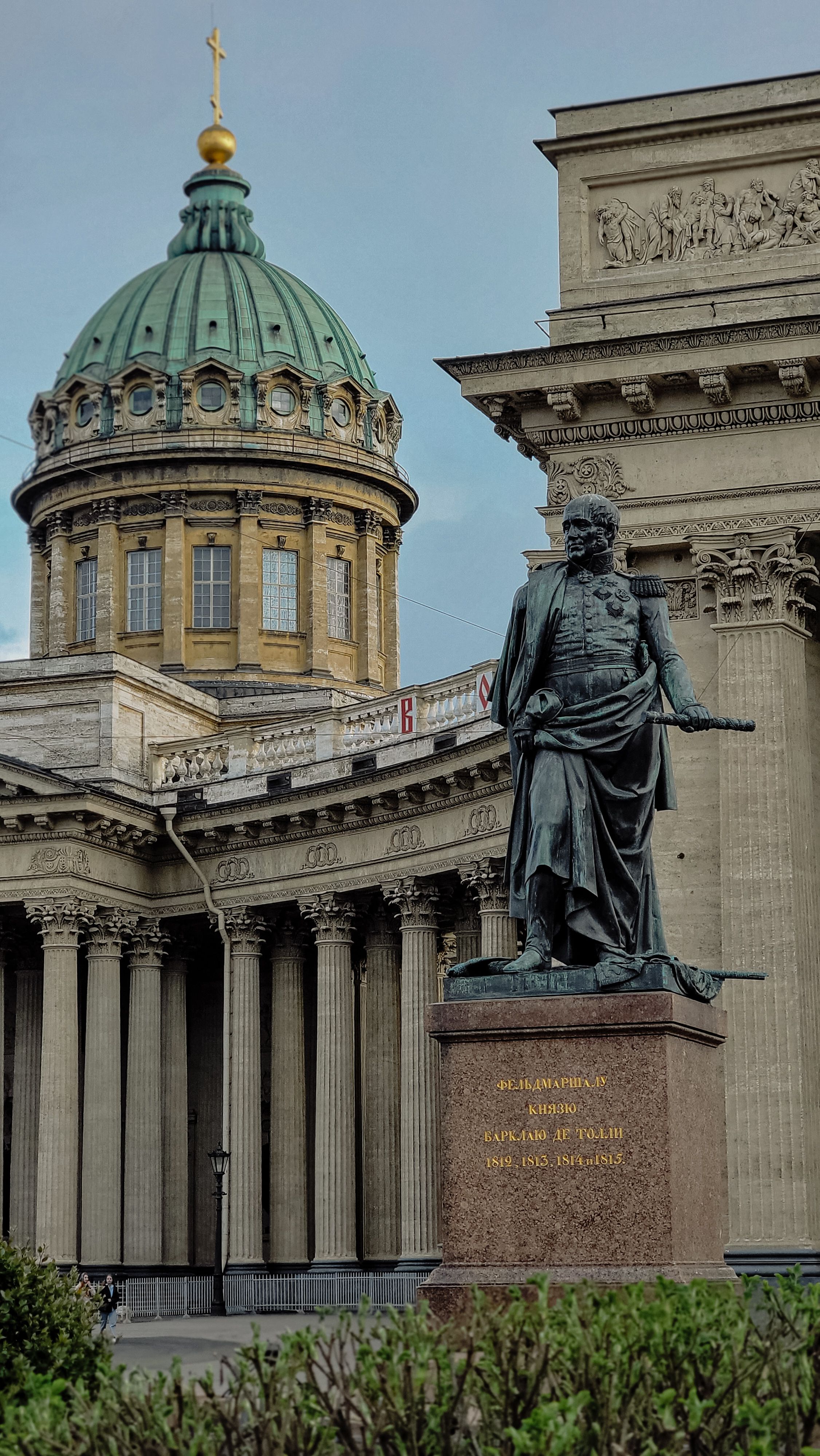 Statue in front of Building · Free Stock Photo