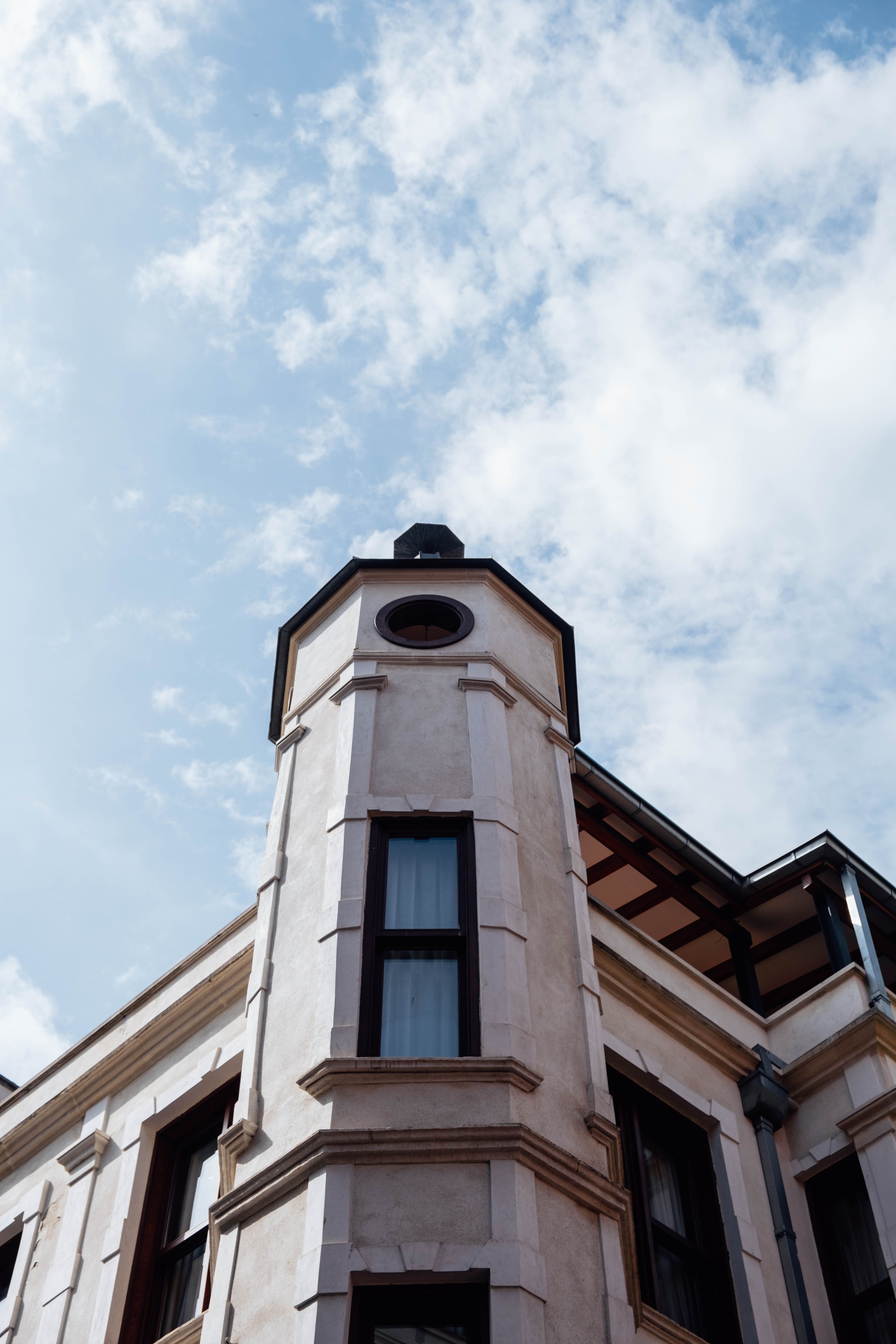 Corner of Building with Apartments · Free Stock Photo