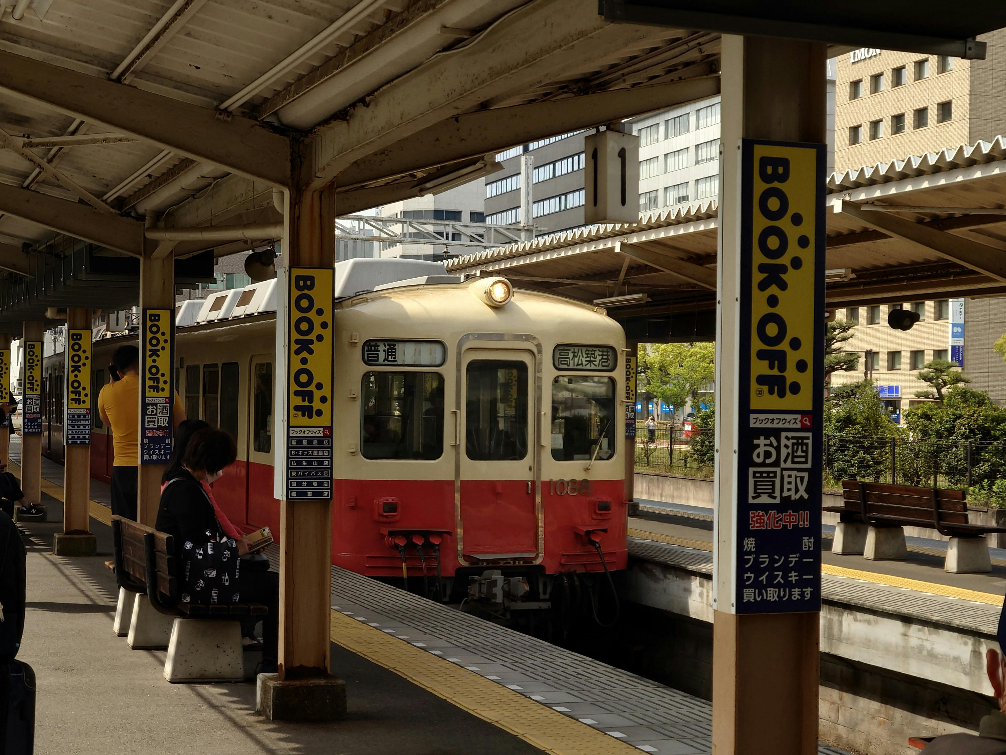 Train on Platform at Railway Station · Free Stock Photo