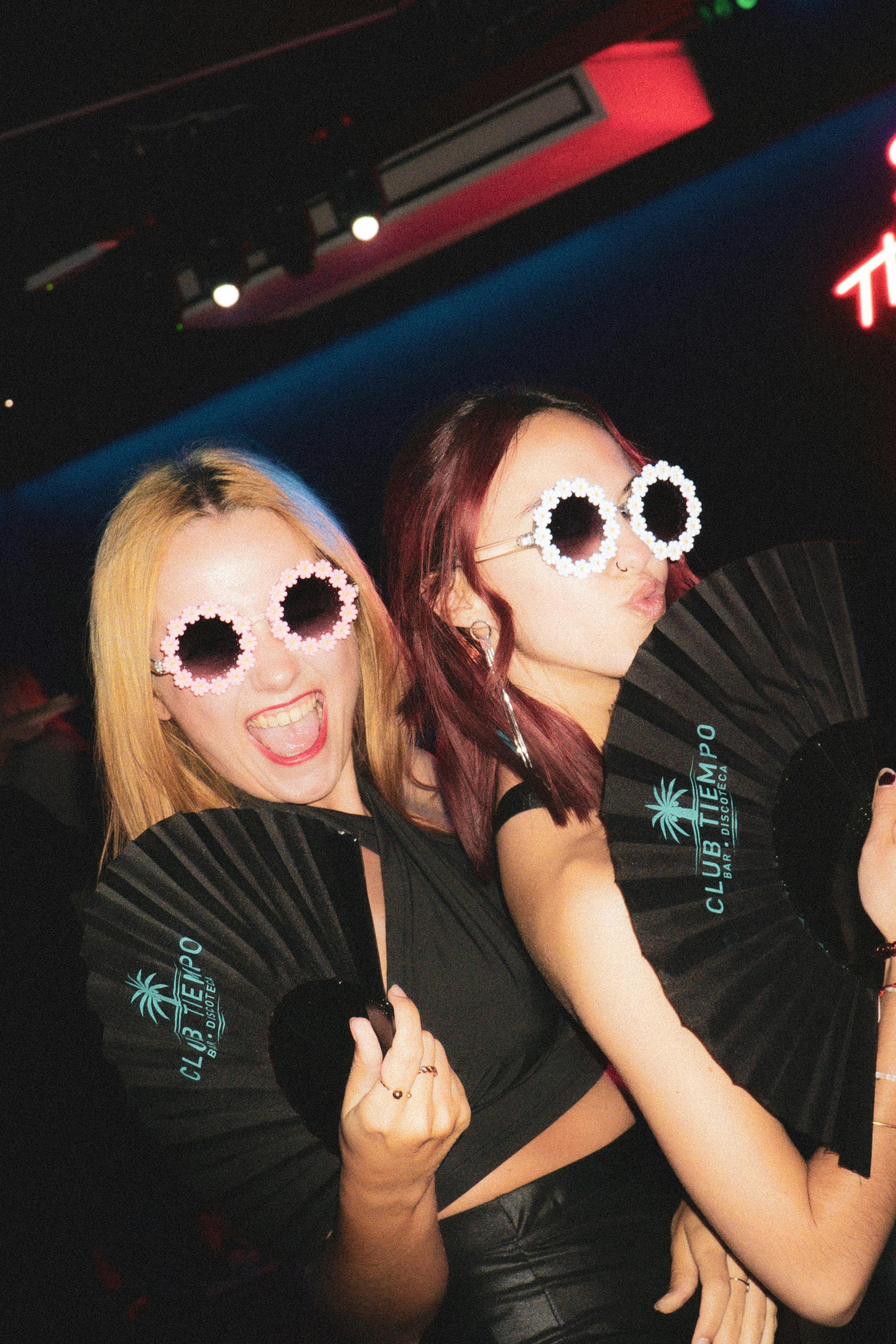 Making Friends Photos, Download The BEST Free Making Friends Stock ...