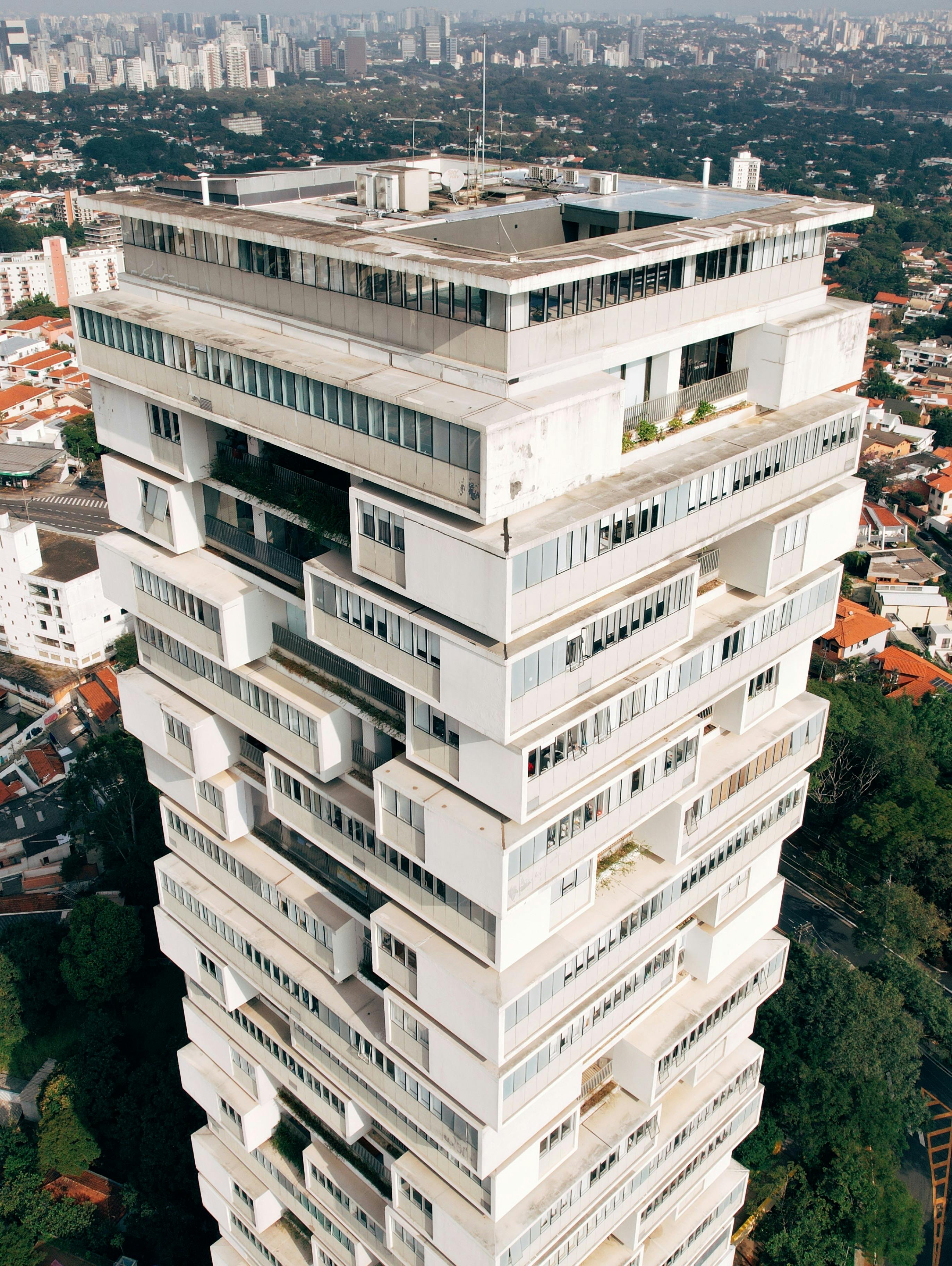 A tall building with many floors and balconies · Free Stock Photo