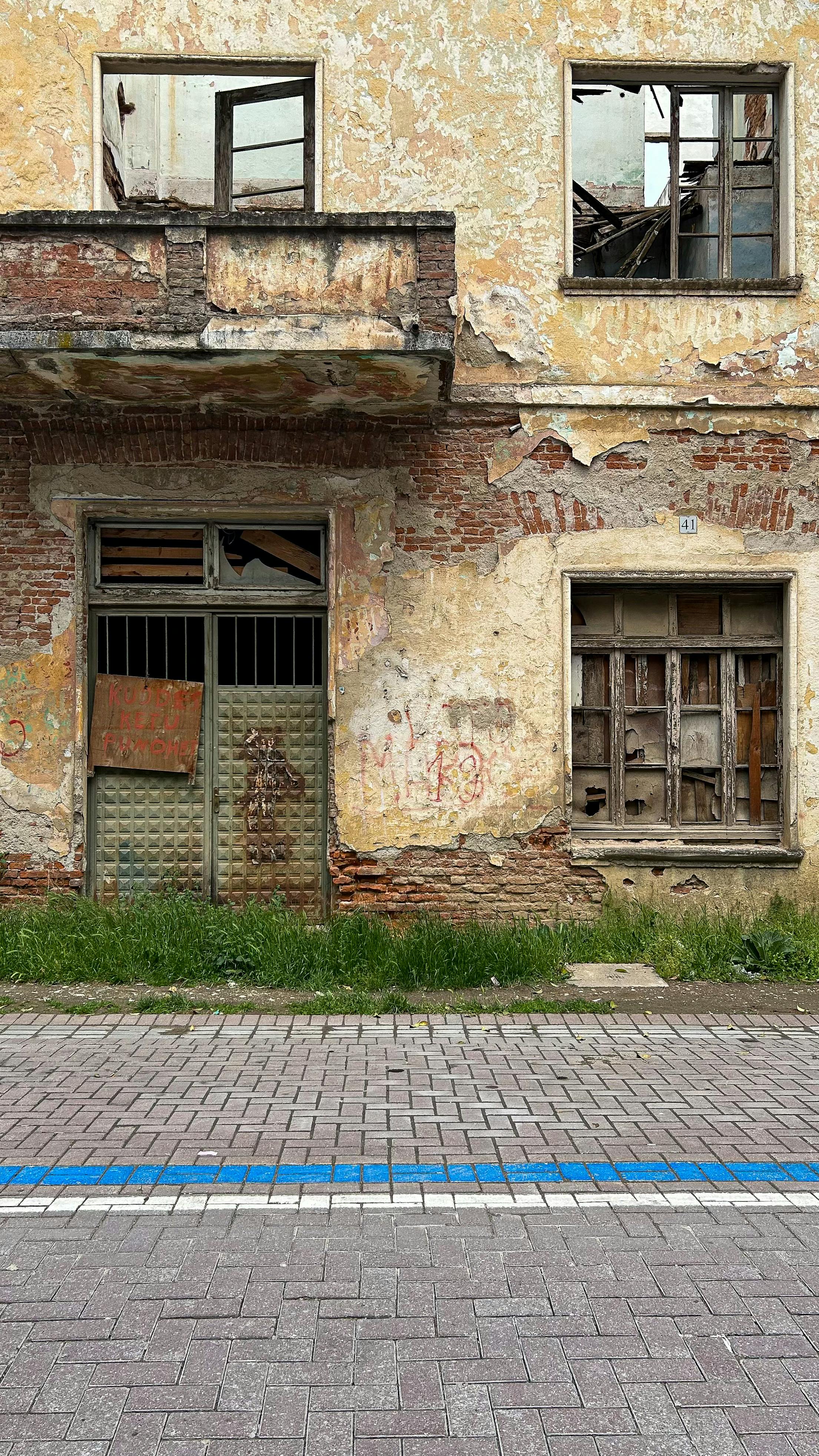 Destroyed Building Wall · Free Stock Photo