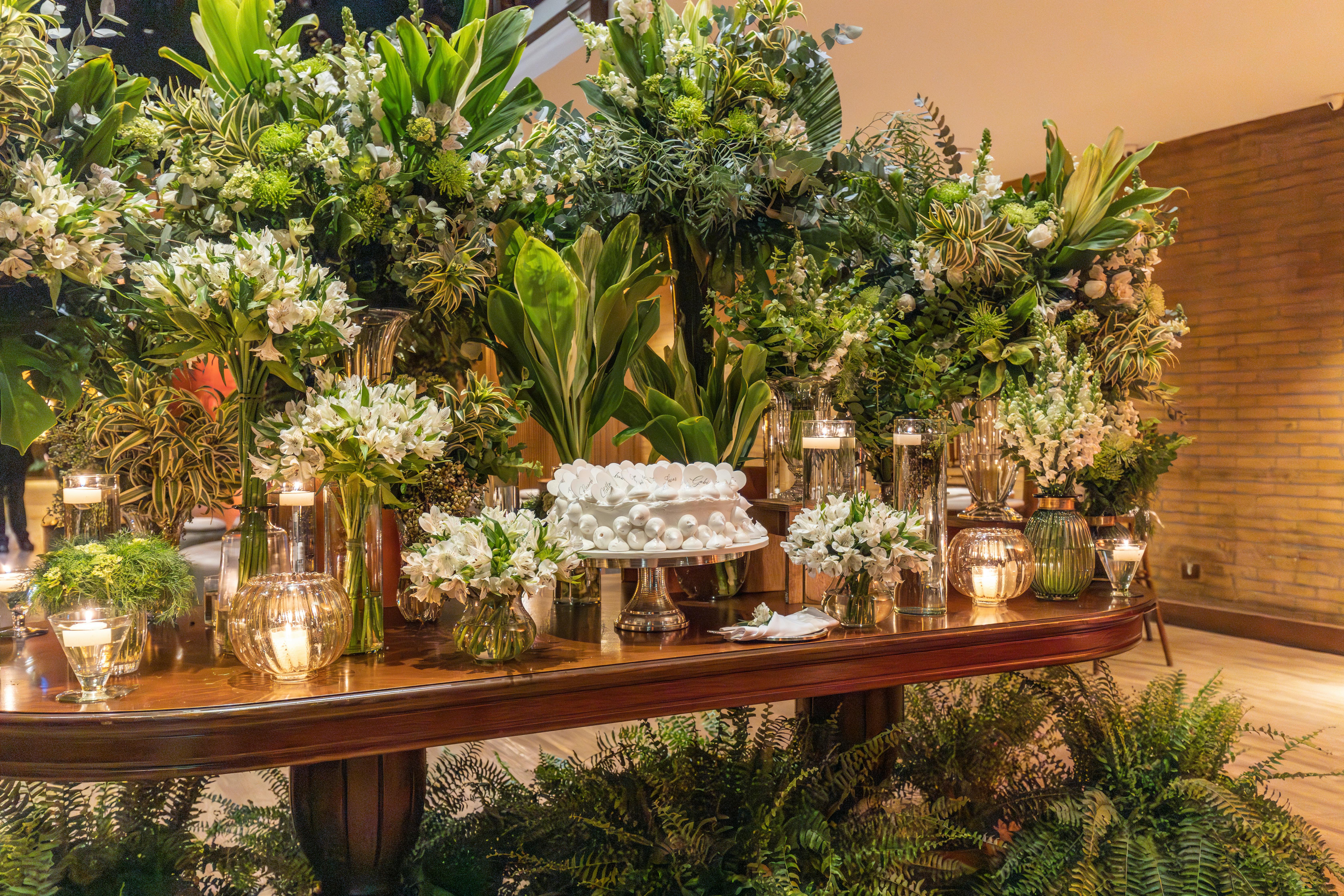 Table Set with Vases Holding Floral Arran · Free Stock Photo