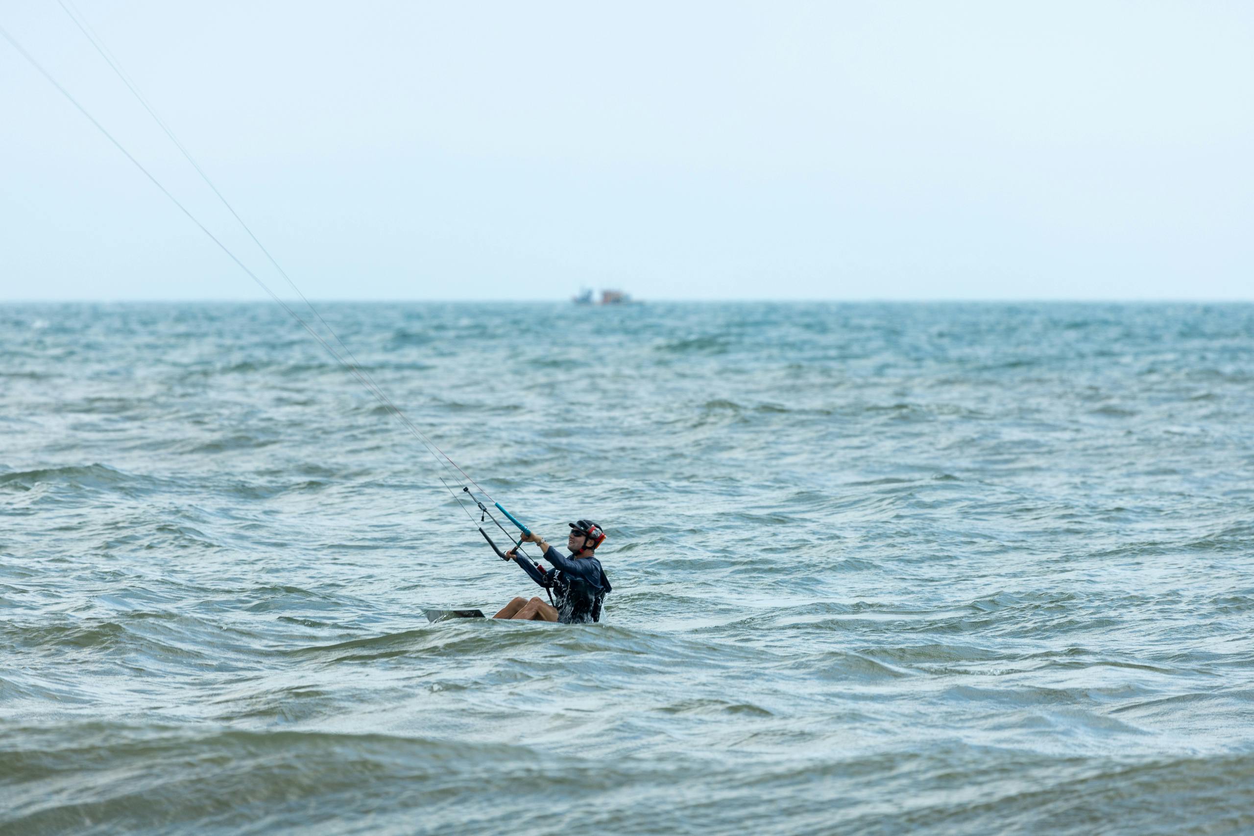 Kitesurfer Pulling Down on his Power Kite · Free Stock Photo