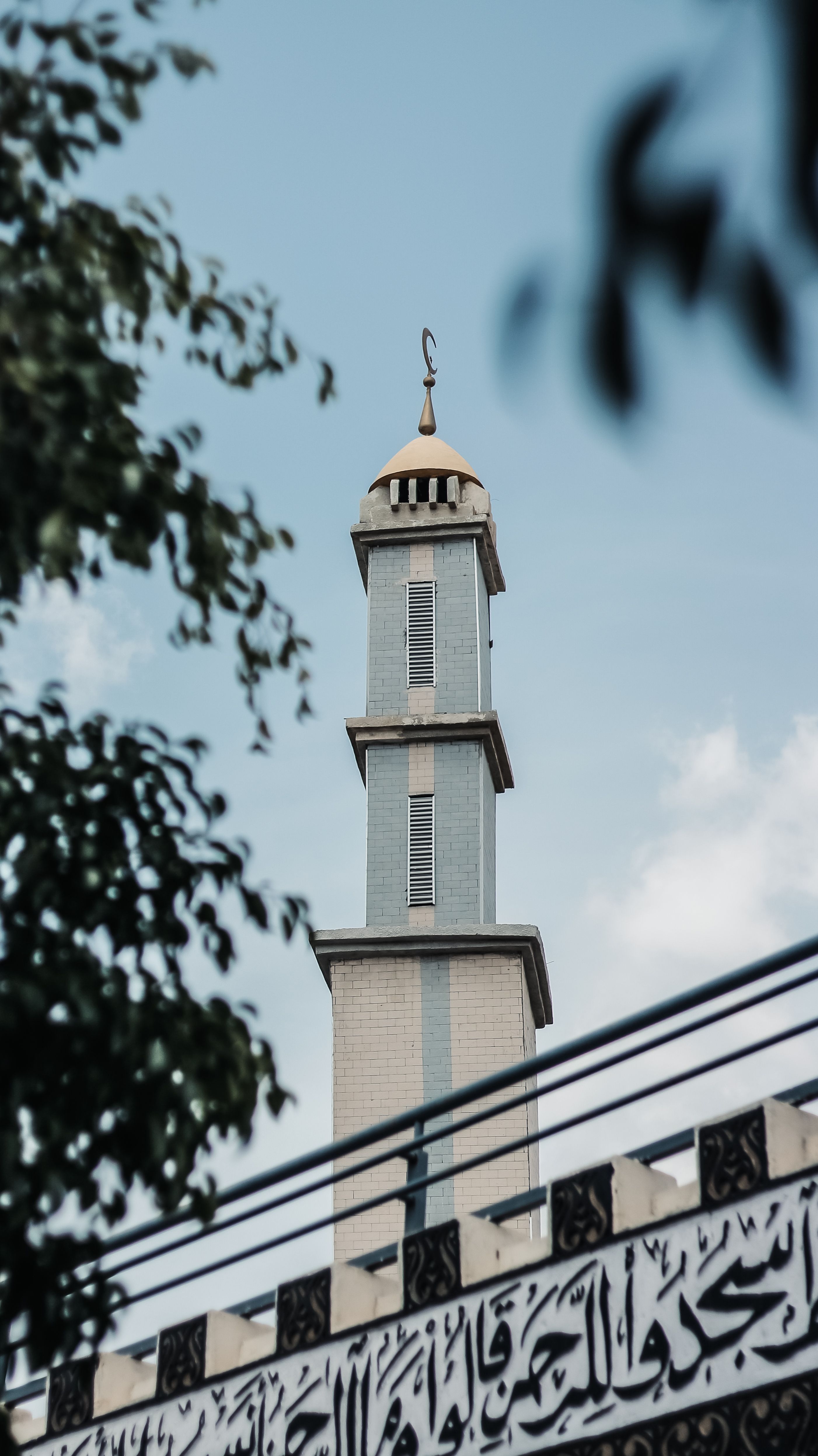 Low Angle Shot of a Mosque Tower · Free Stock Photo