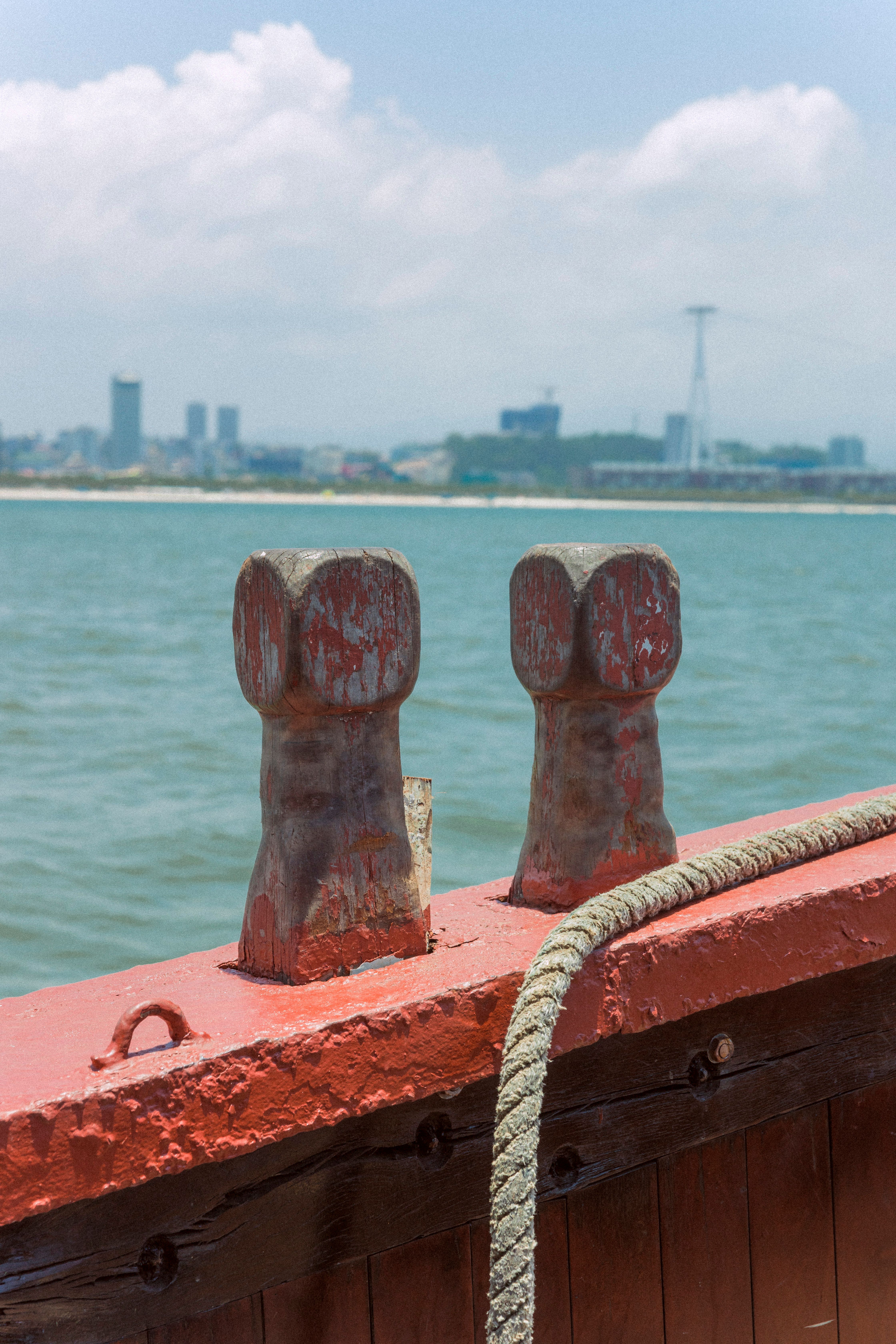 Close-up of Mooring Posts and a Rope · Free Stock Photo