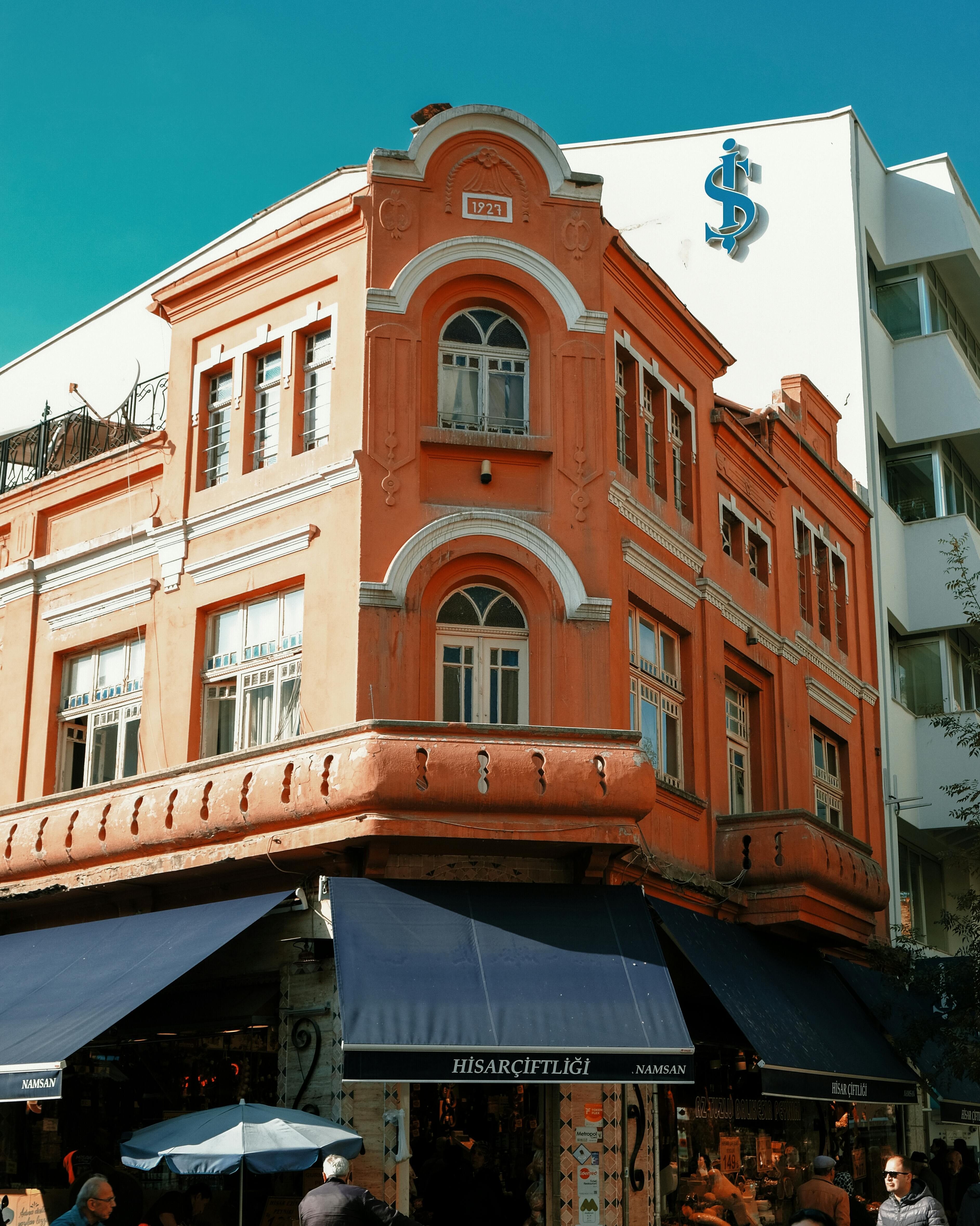 Building Corner in Town · Free Stock Photo