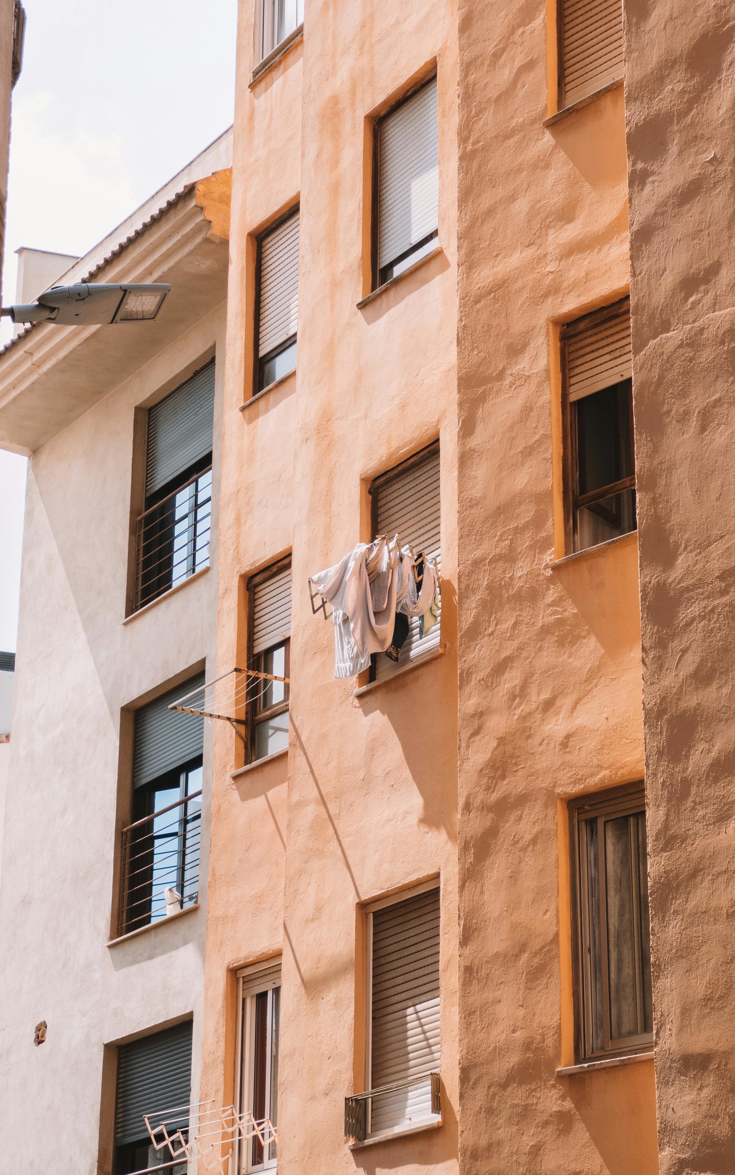 Fachada De Un Edificio Residencial En La Ciudad Con Ropa Lavada ...