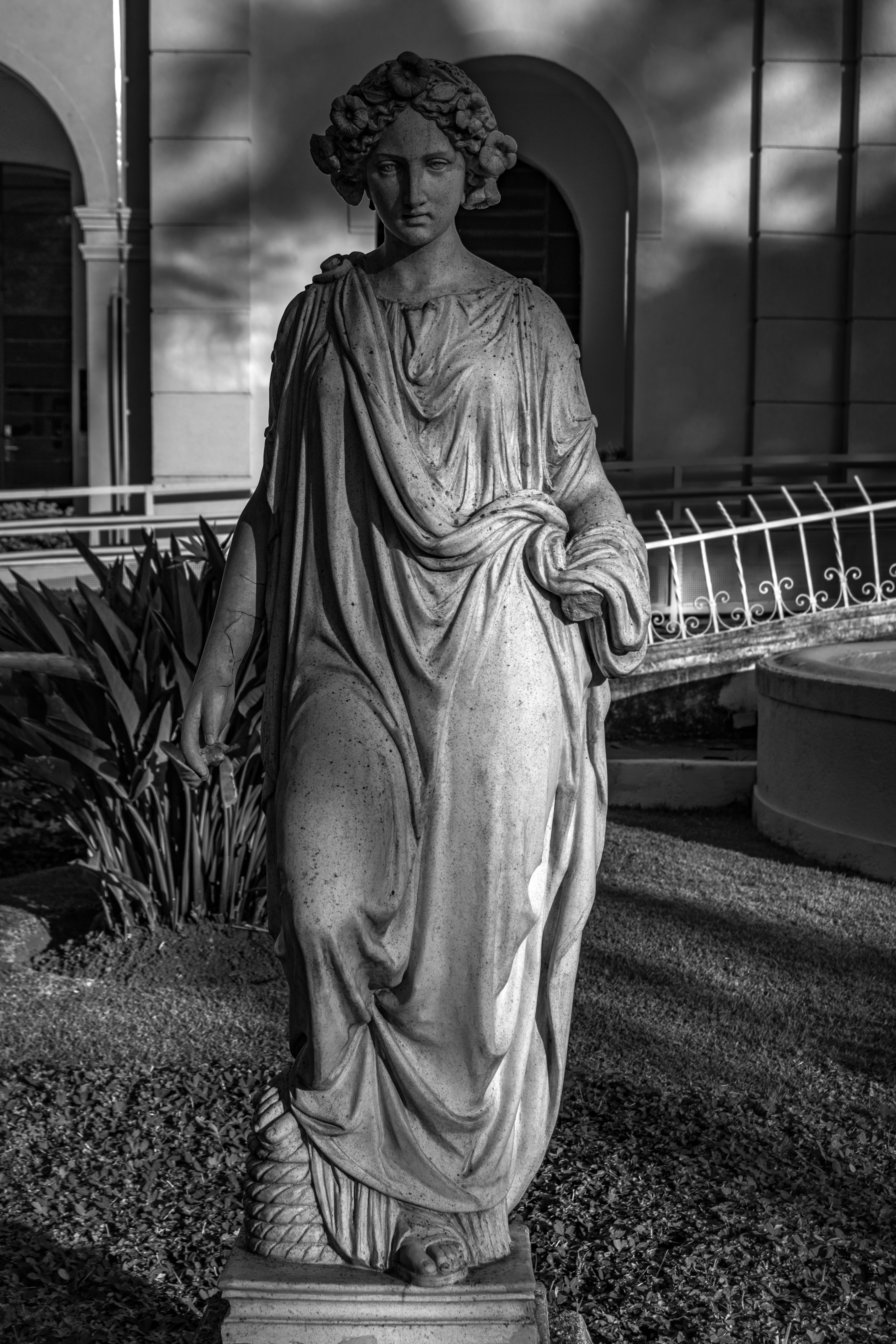 Black And White Statue · Free Stock Photo