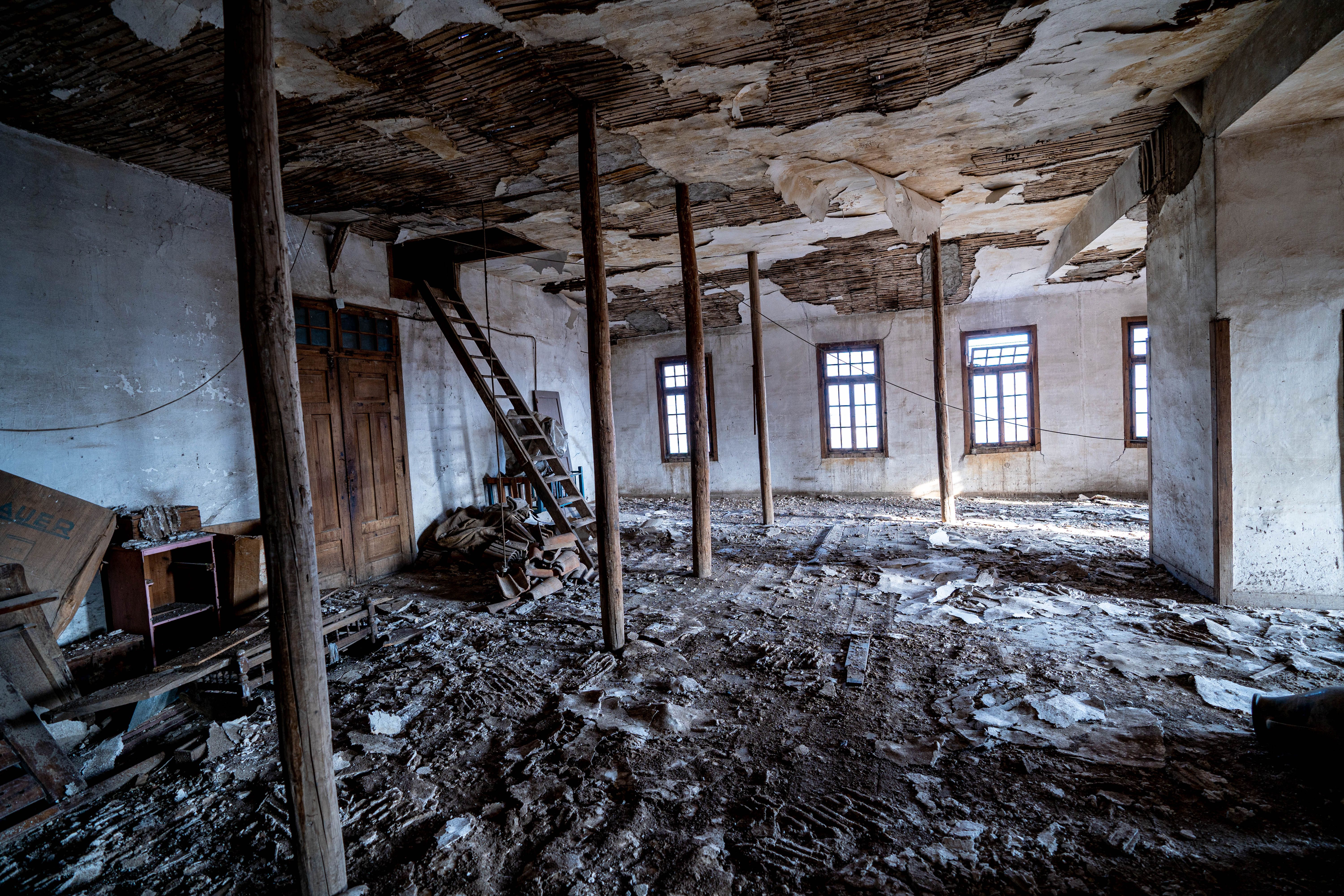 Interior of Ruined House · Free Stock Photo