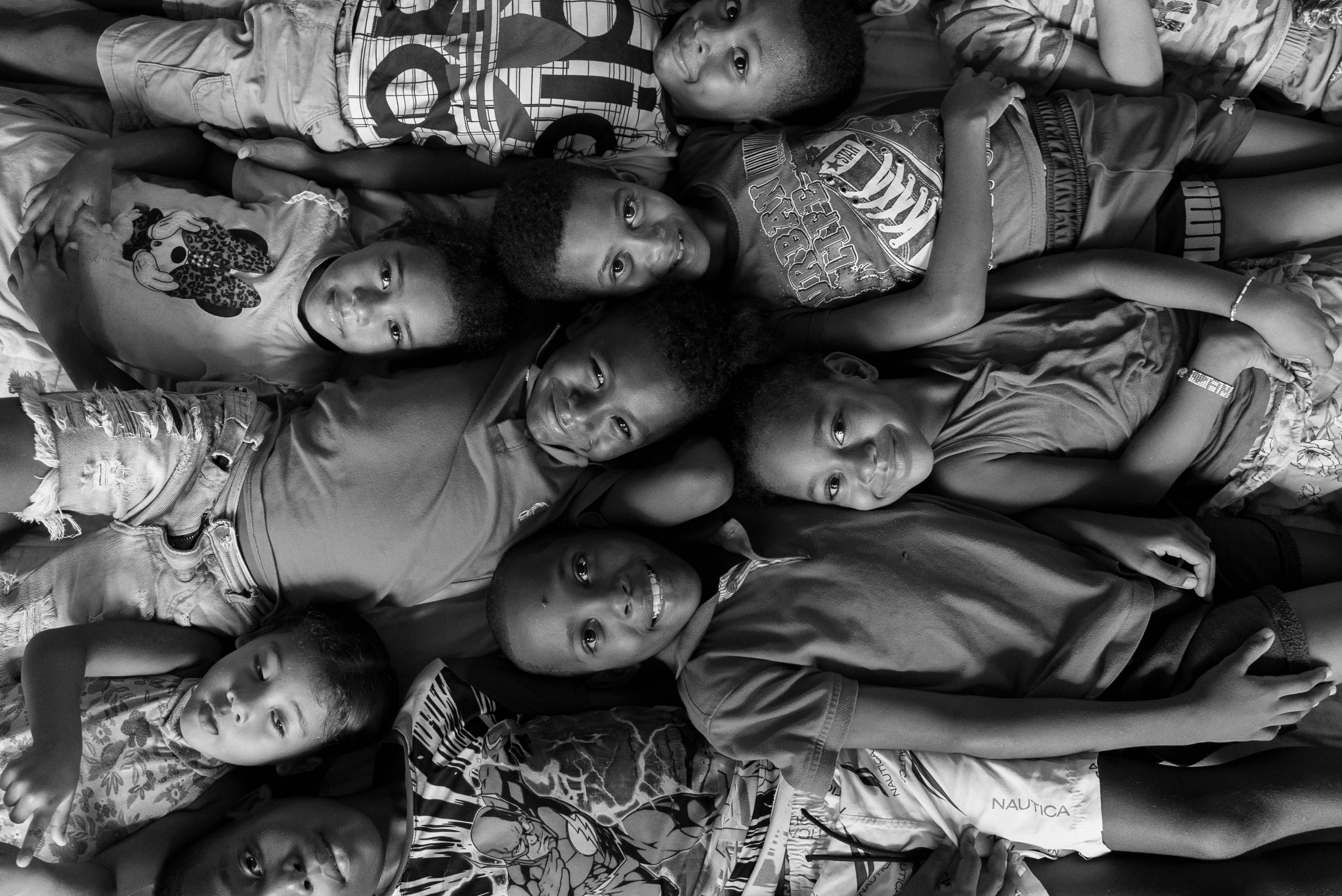 Children Lying Down and Posing Together · Free Stock Photo