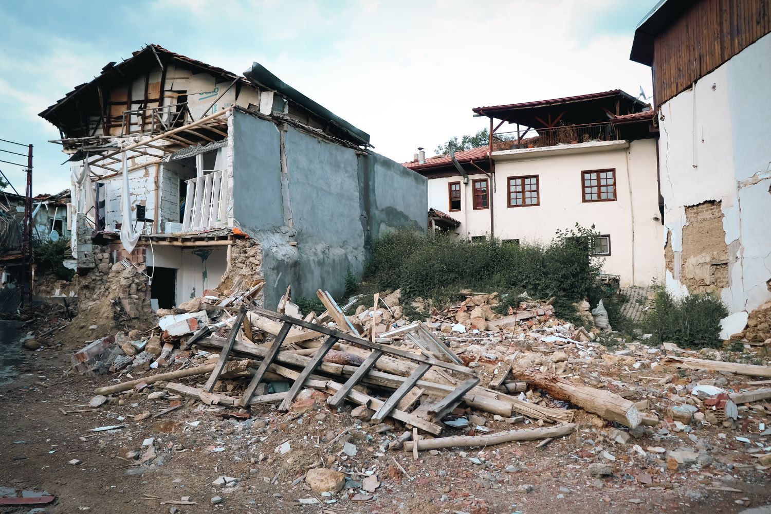 5.915+ Fotos y Imágenes de Casas destruidas Gratis · Banco de Fotos Gratis