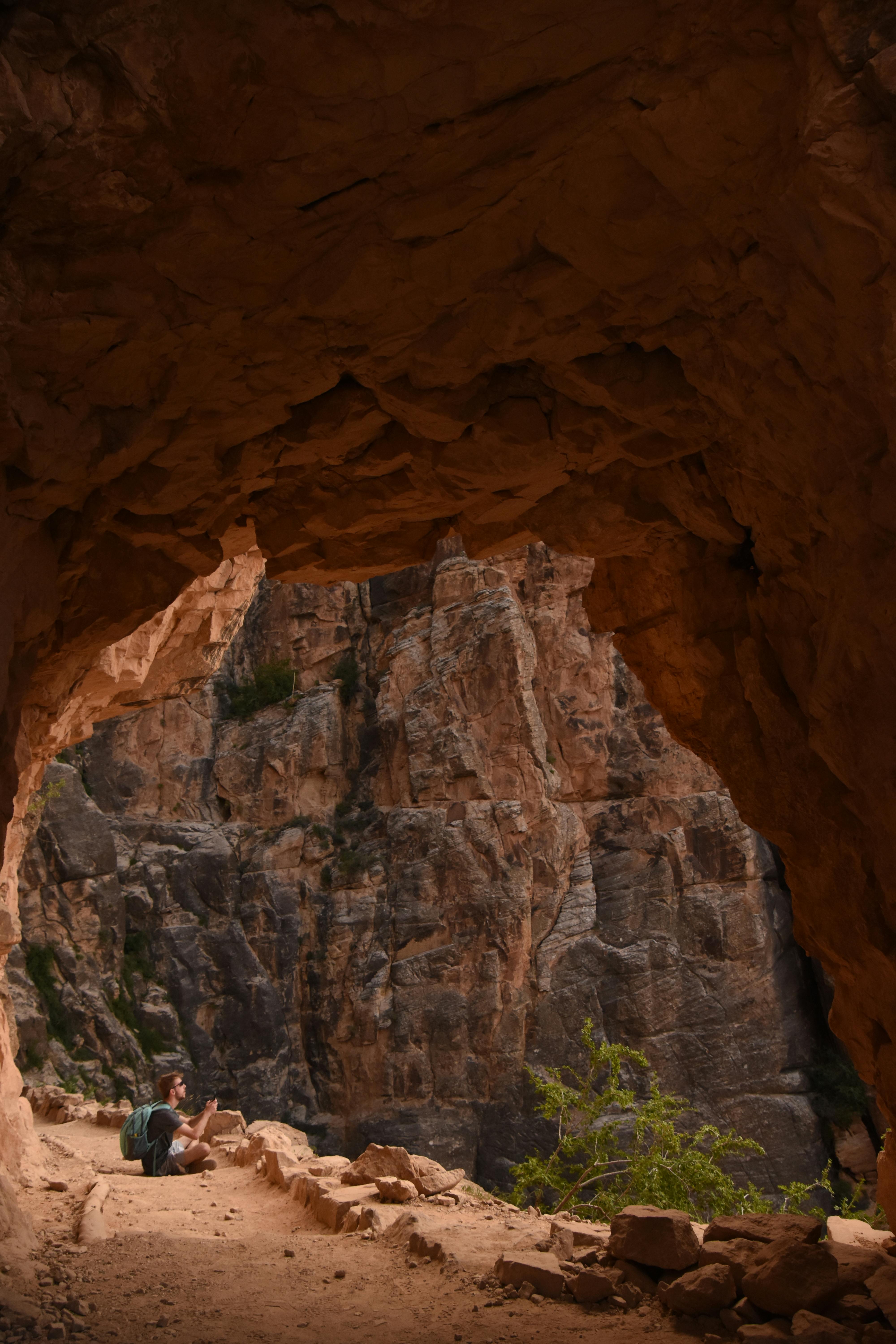 Foto De Homem Sentado Em Uma Caverna · Foto profissional gratuita