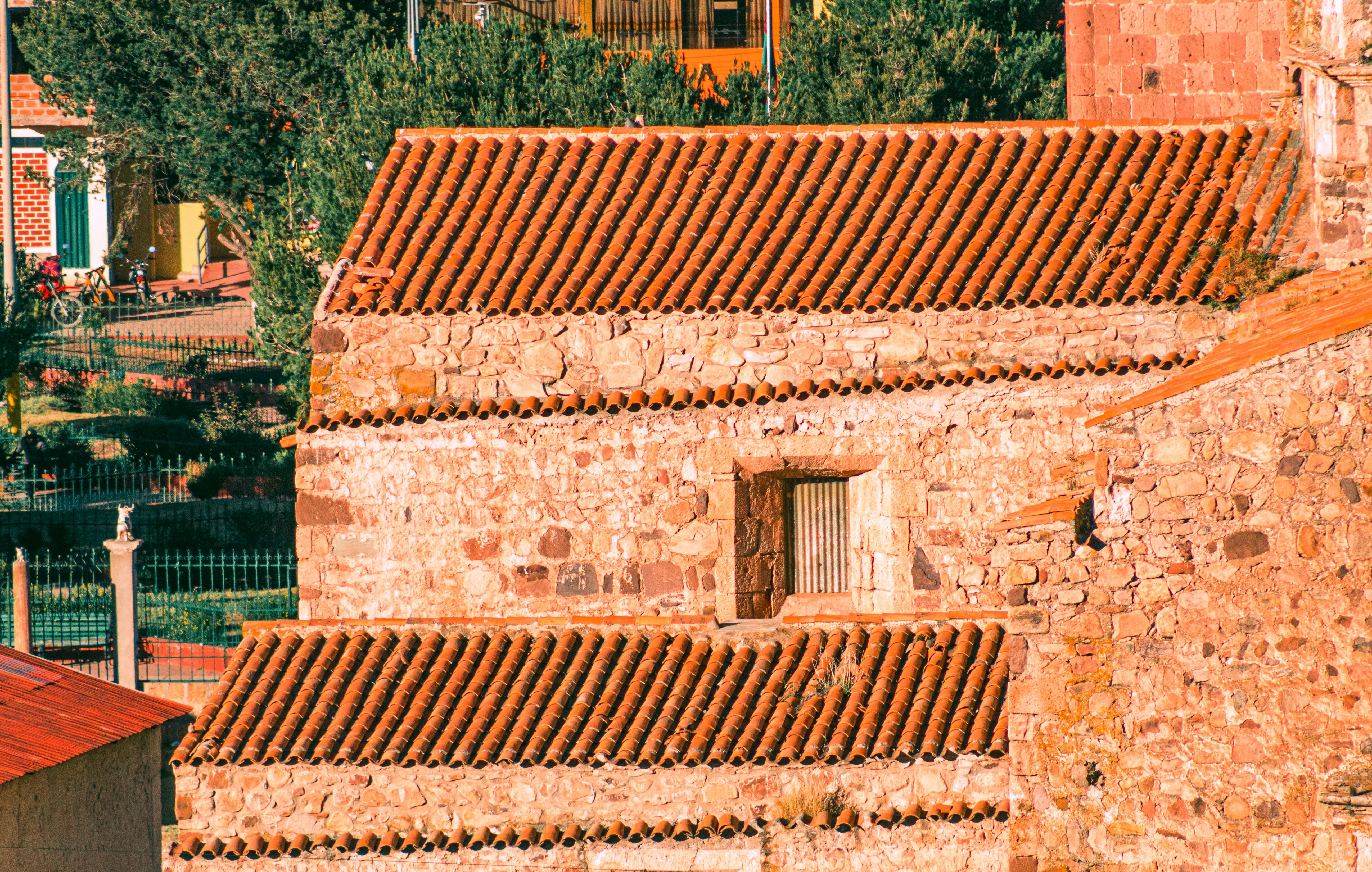 Brick building · Free Stock Photo
