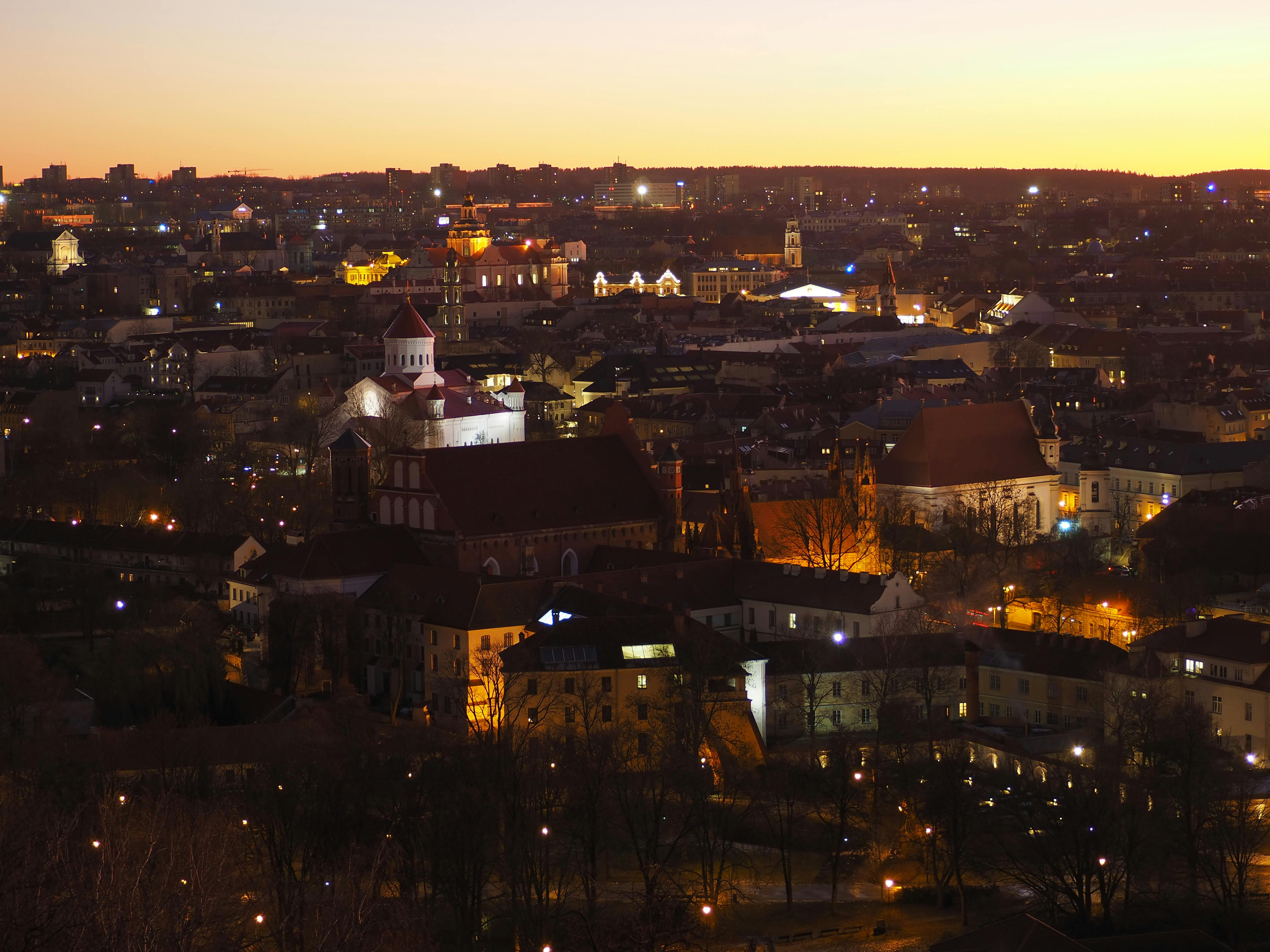 Sunlight over City at Sunset · Free Stock Photo