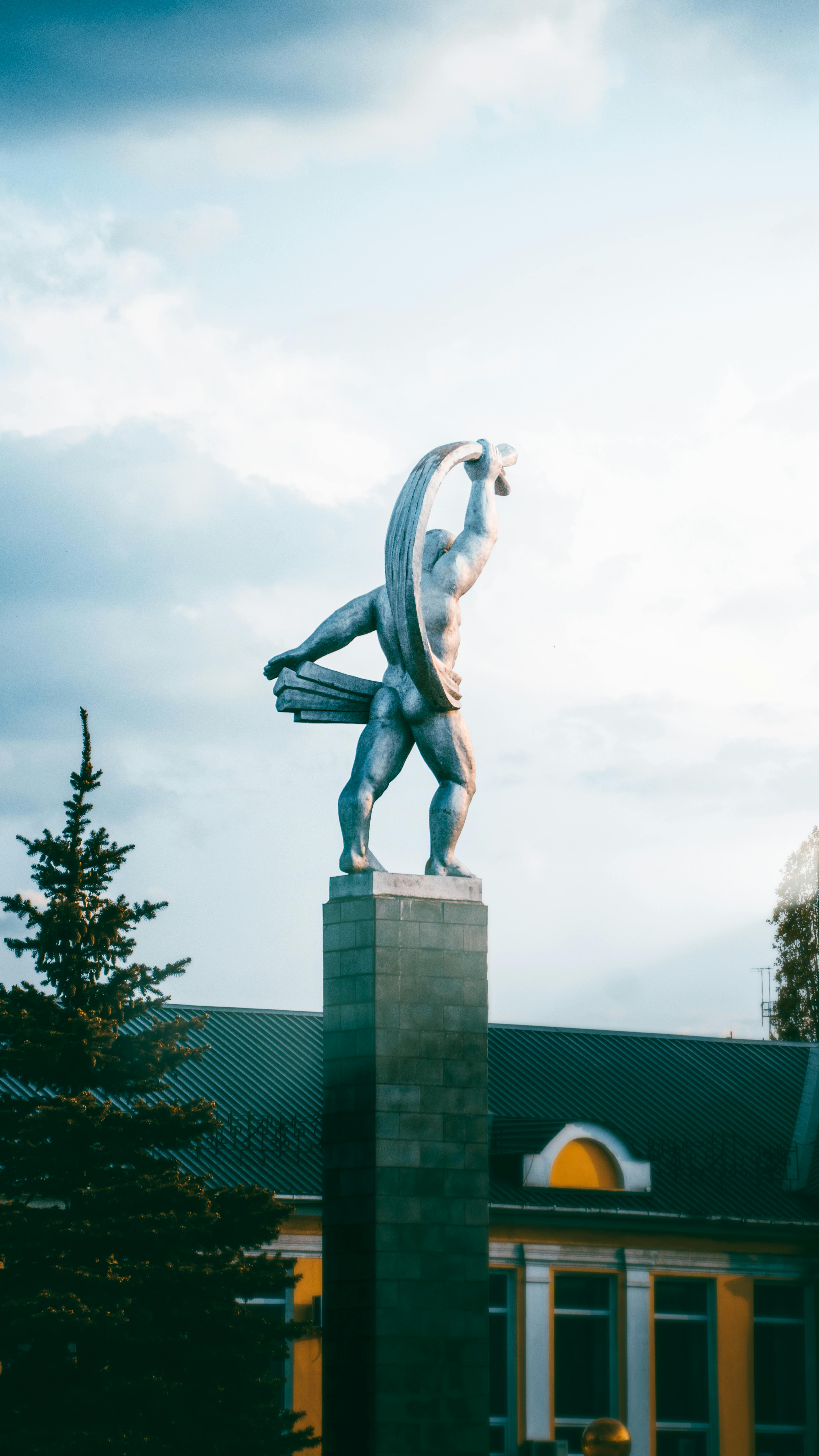 Statue of Standing Man · Free Stock Photo