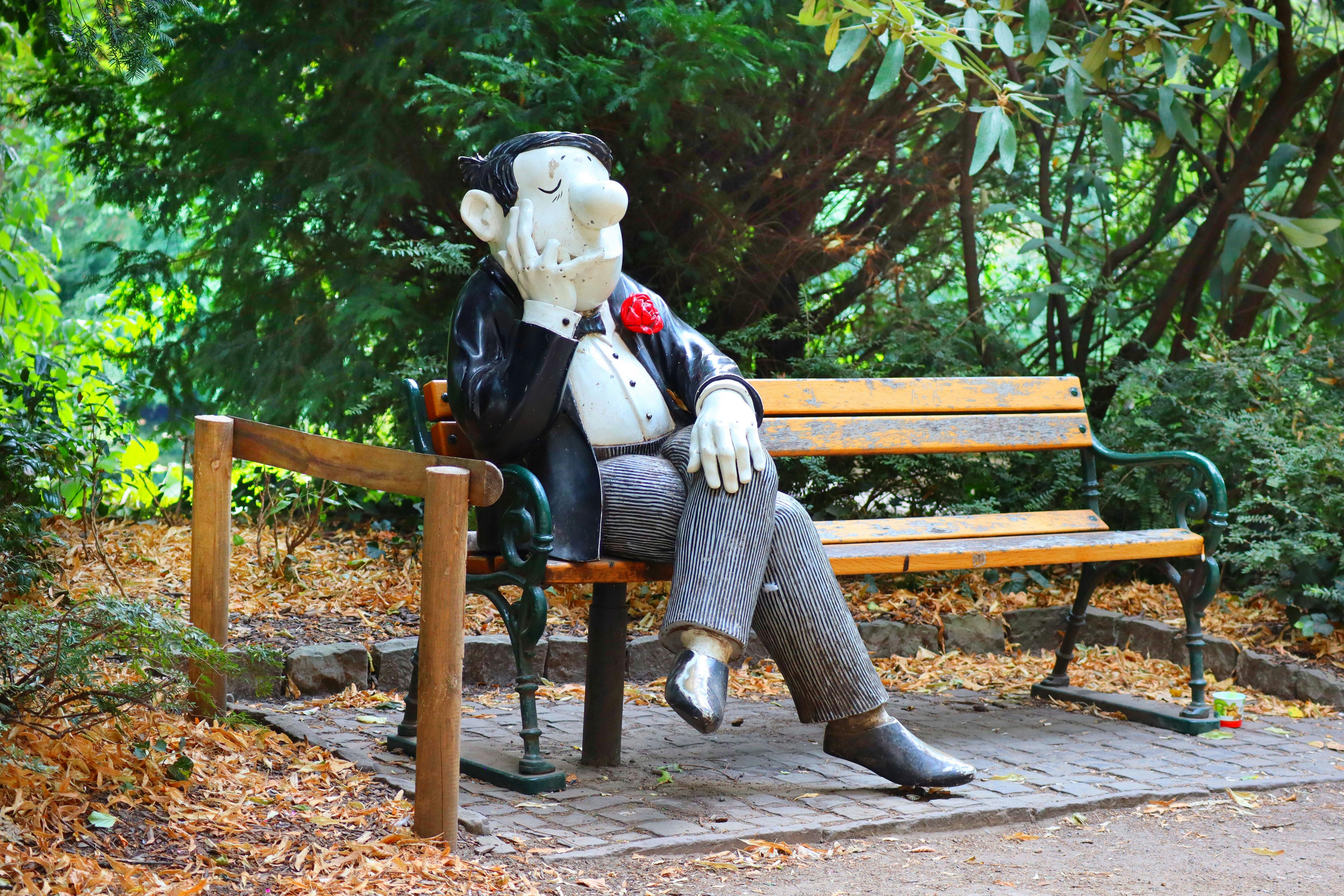 Loriot Figure on Bench · Free Stock Photo