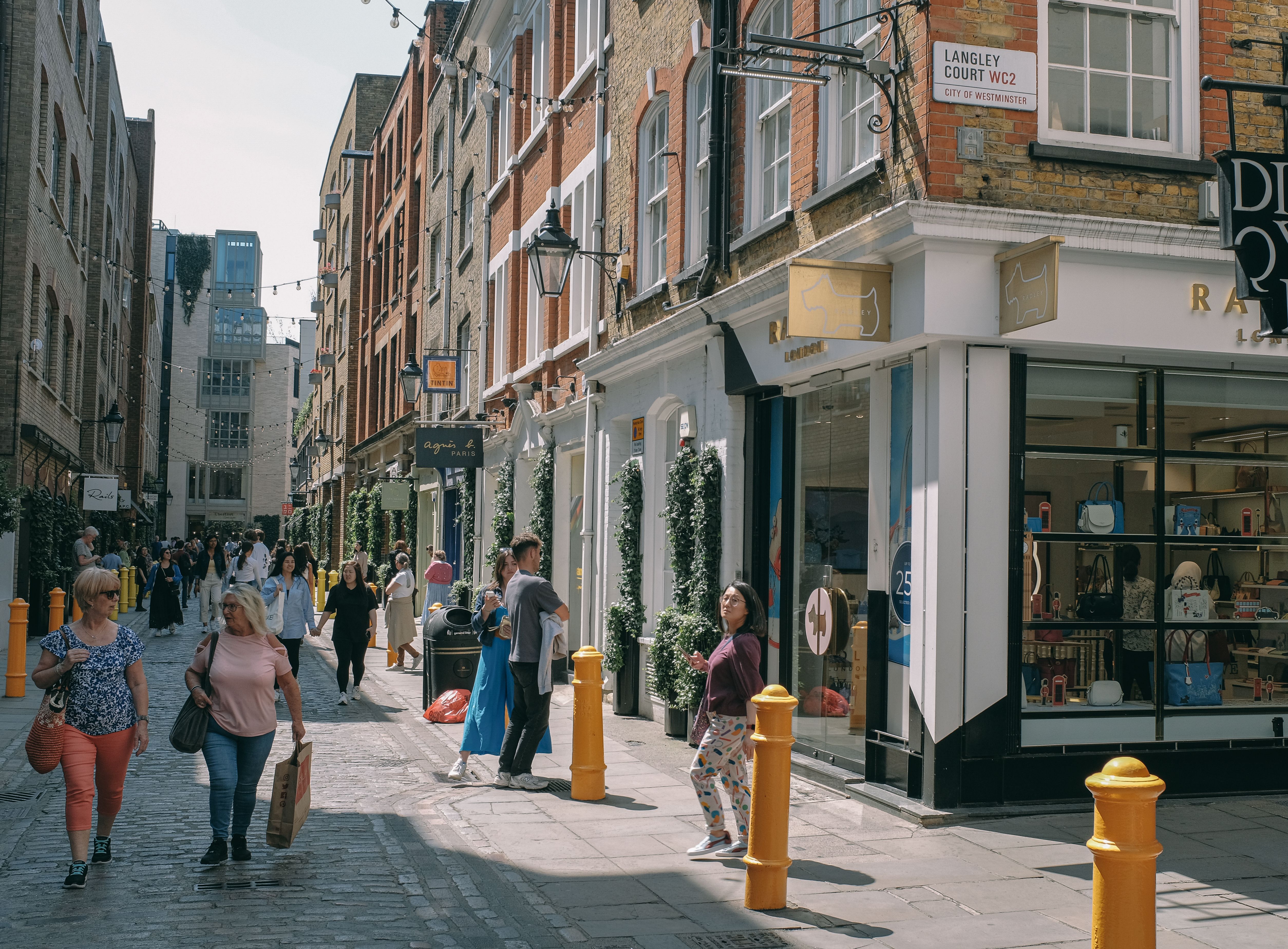 People on Street in Town · Free Stock Photo