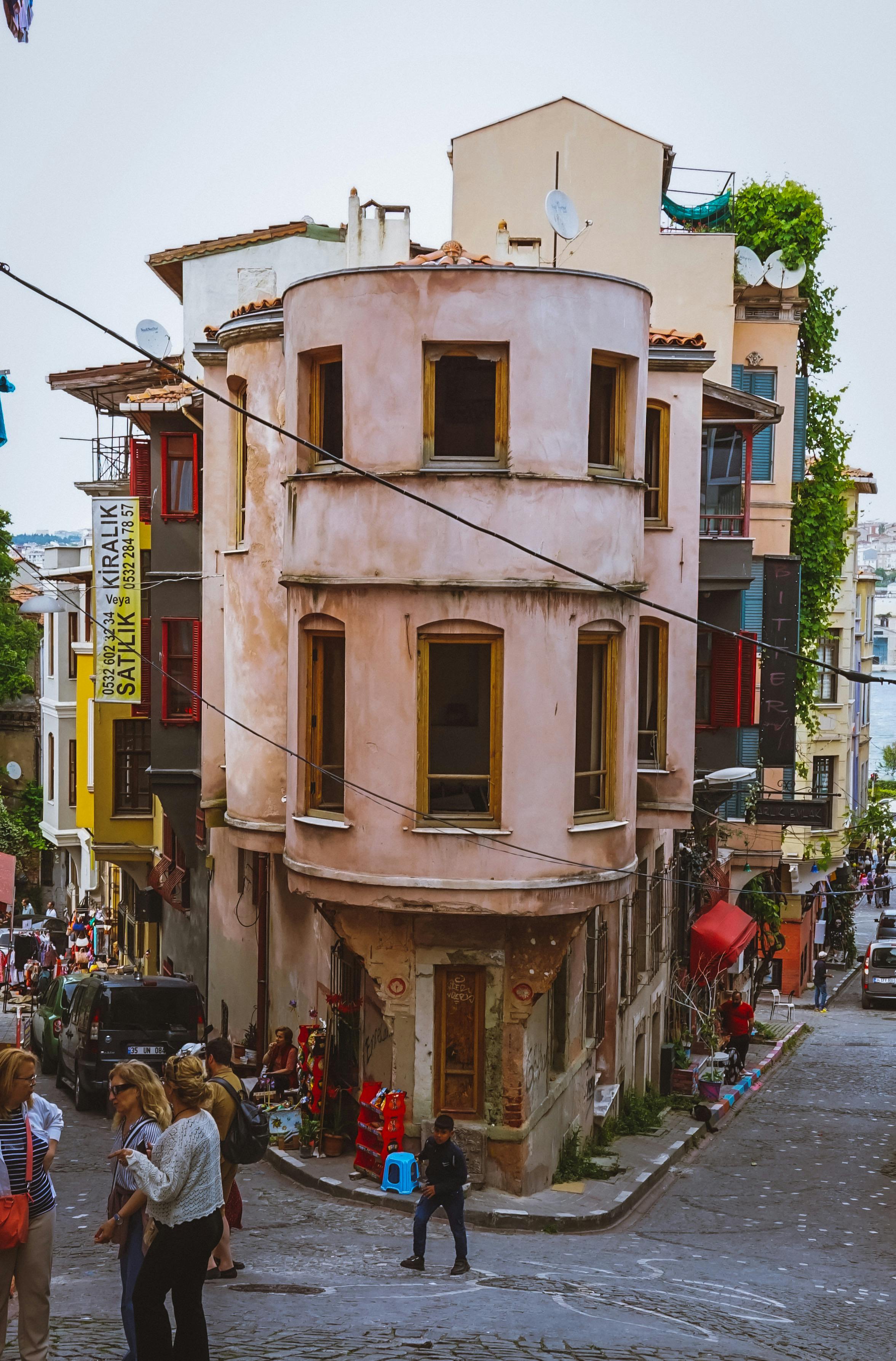 Building on Street Corner · Free Stock Photo