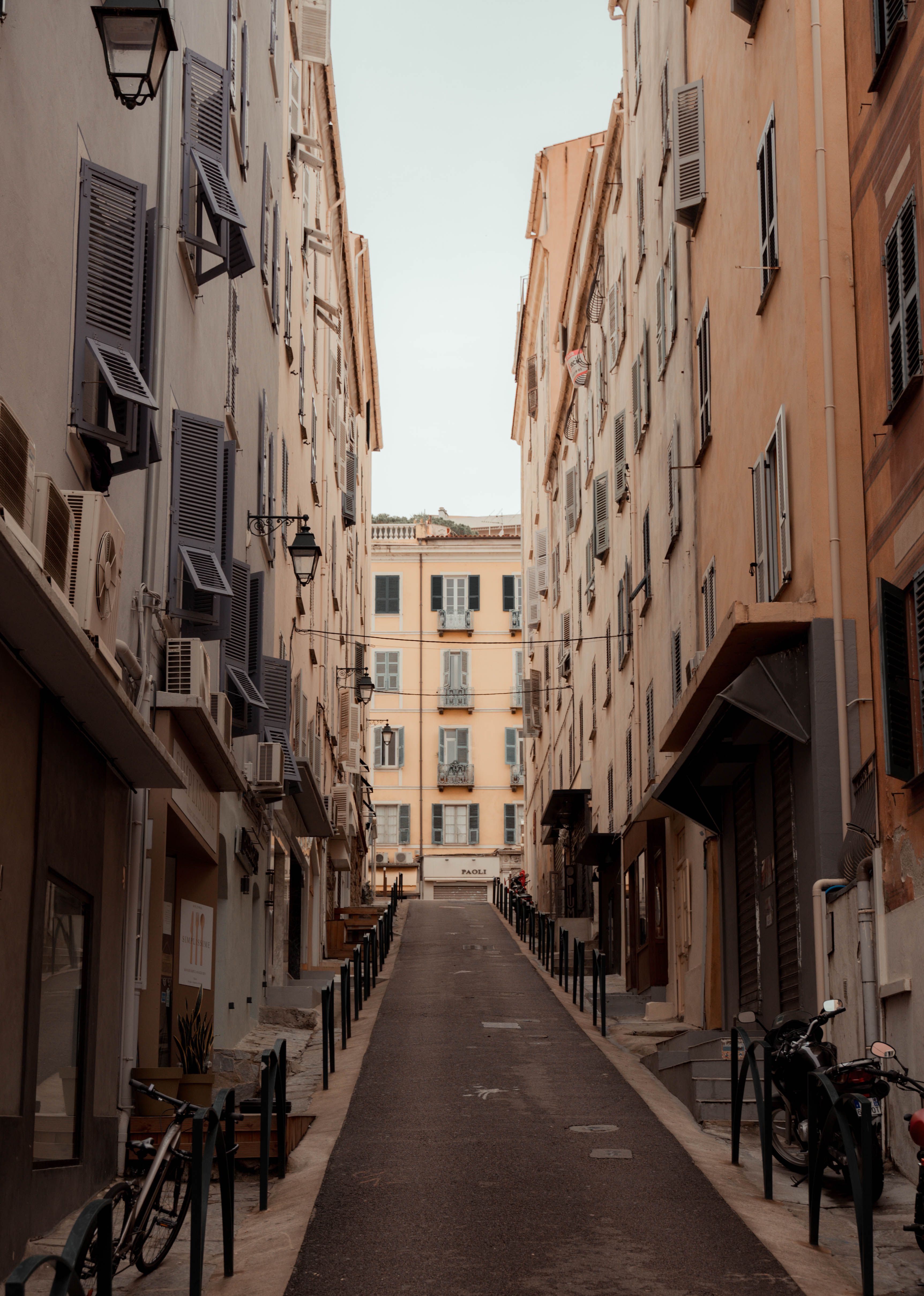 Narrow Street in a City · Free Stock Photo