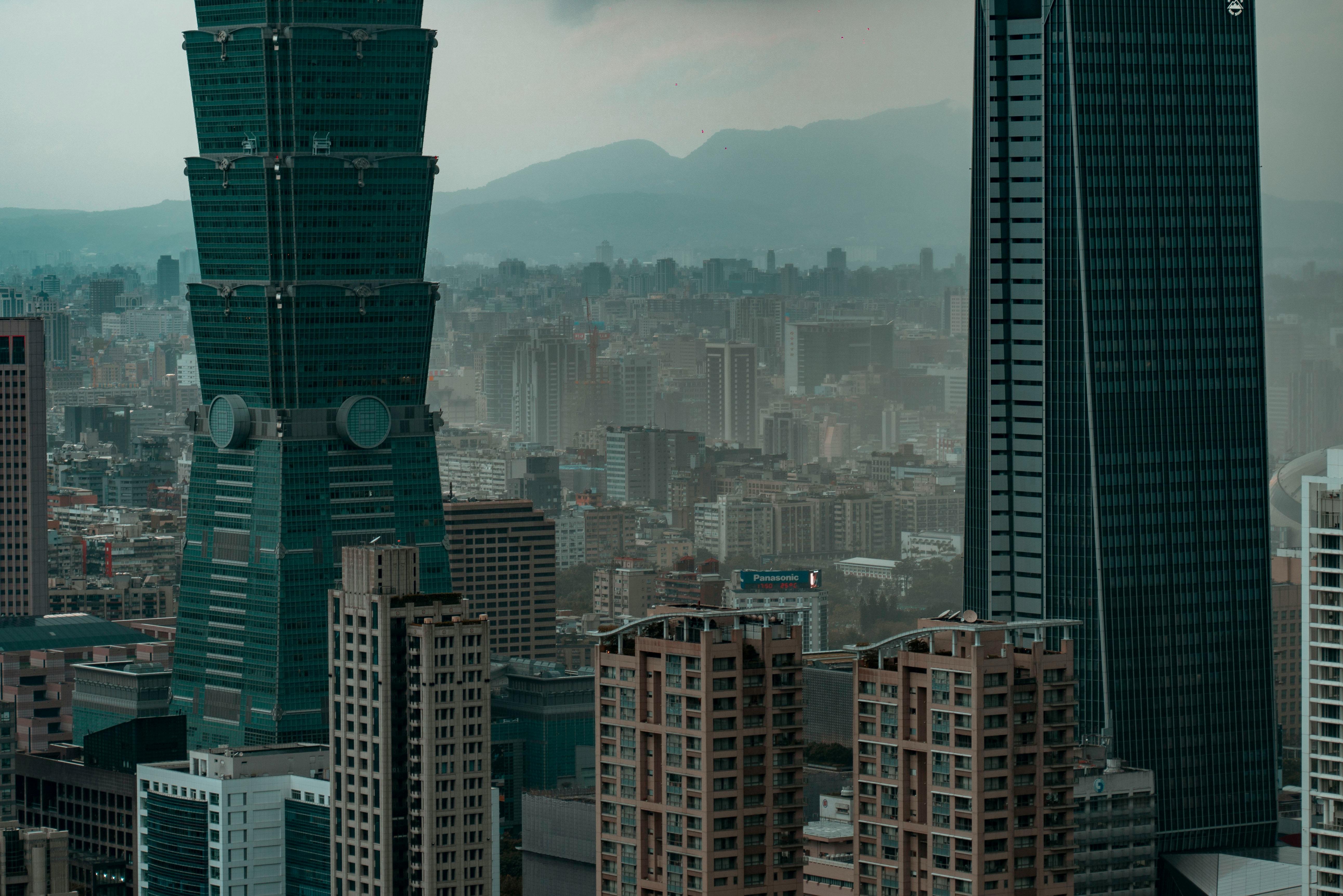 Building During Golden Hour · Free Stock Photo