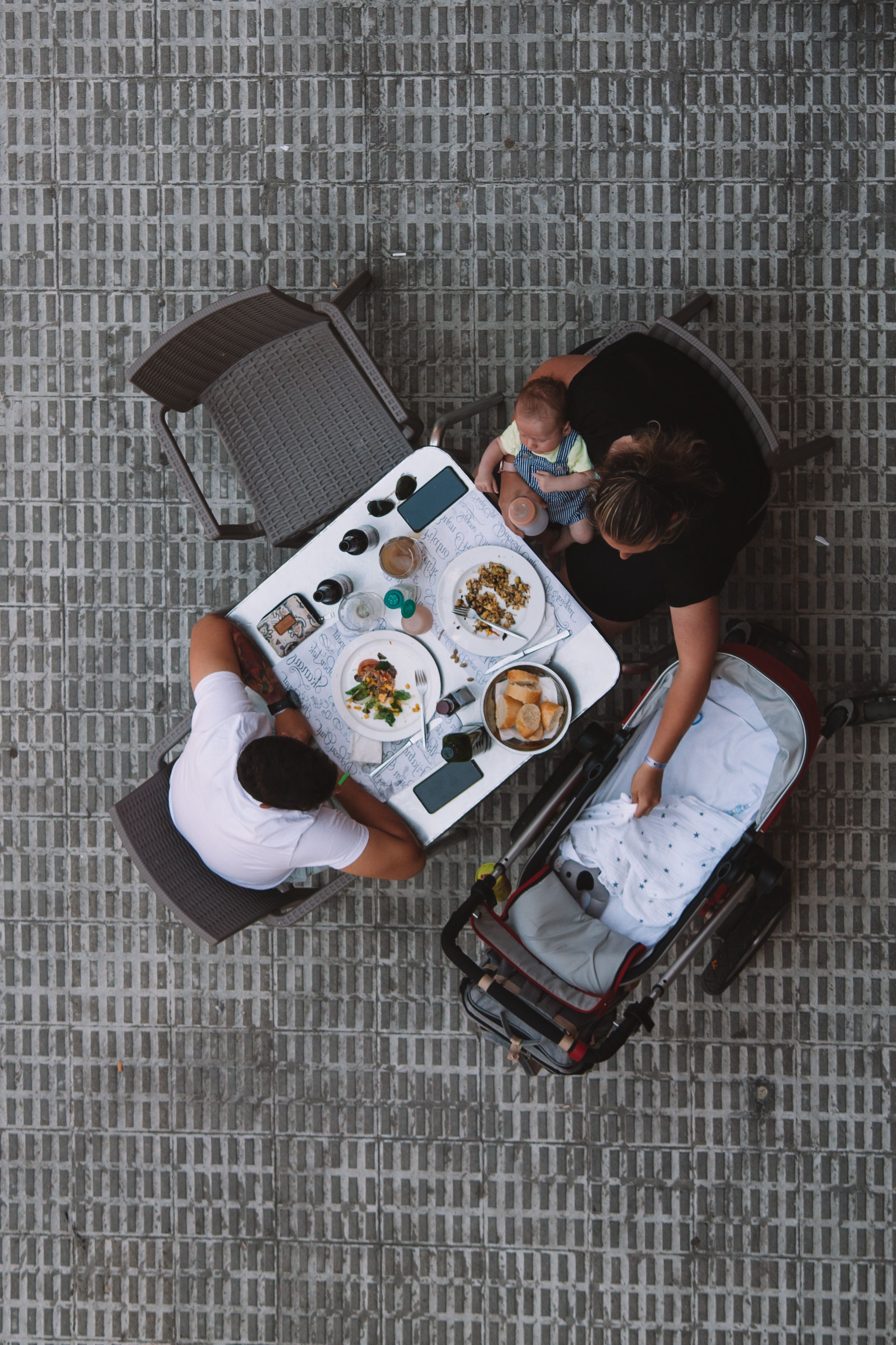 Family At A Restaurant Photos, Download The BEST Free Family At A ...