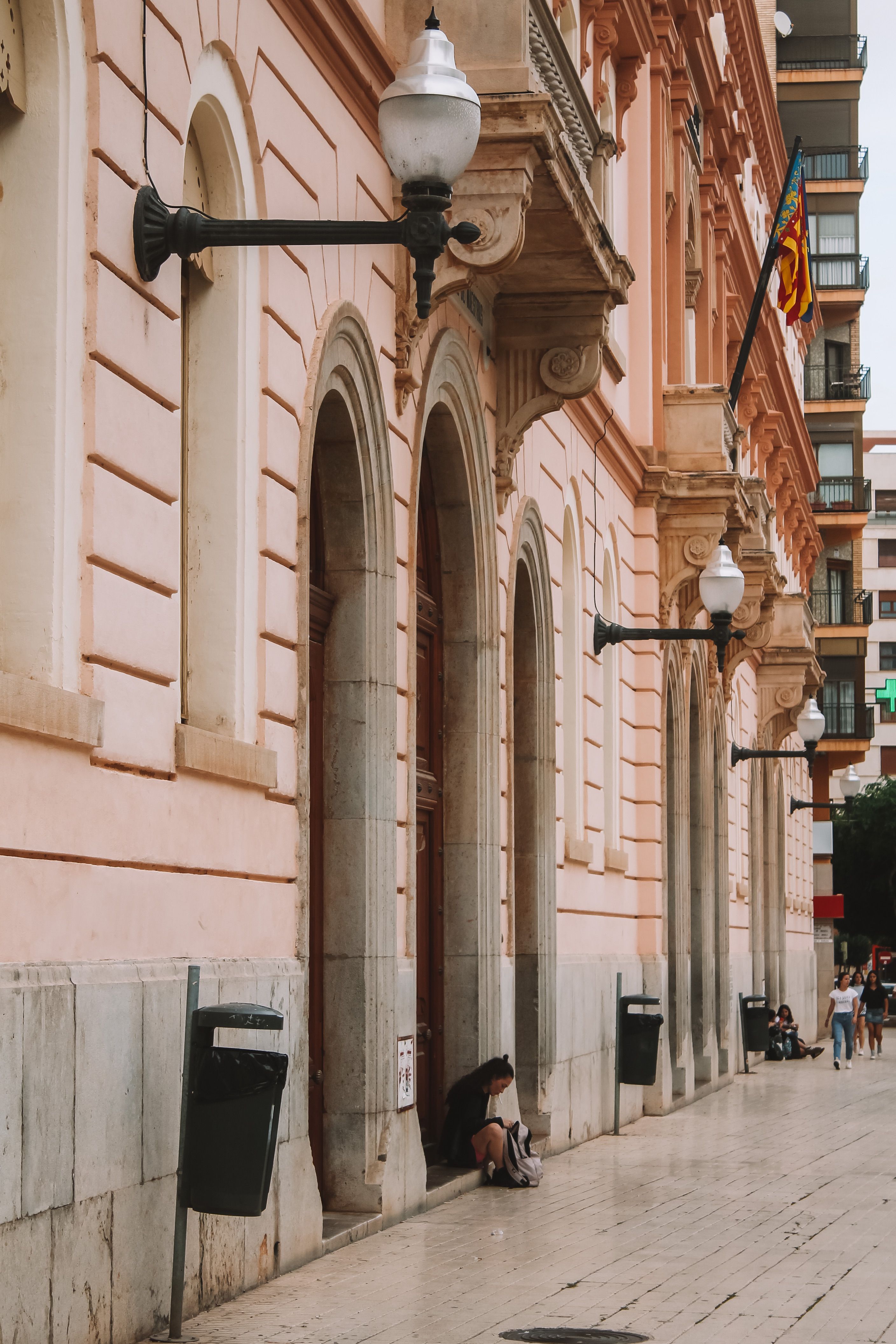 Mujer Sentada En El Escalón De La Entrada · Foto de stock gratuita