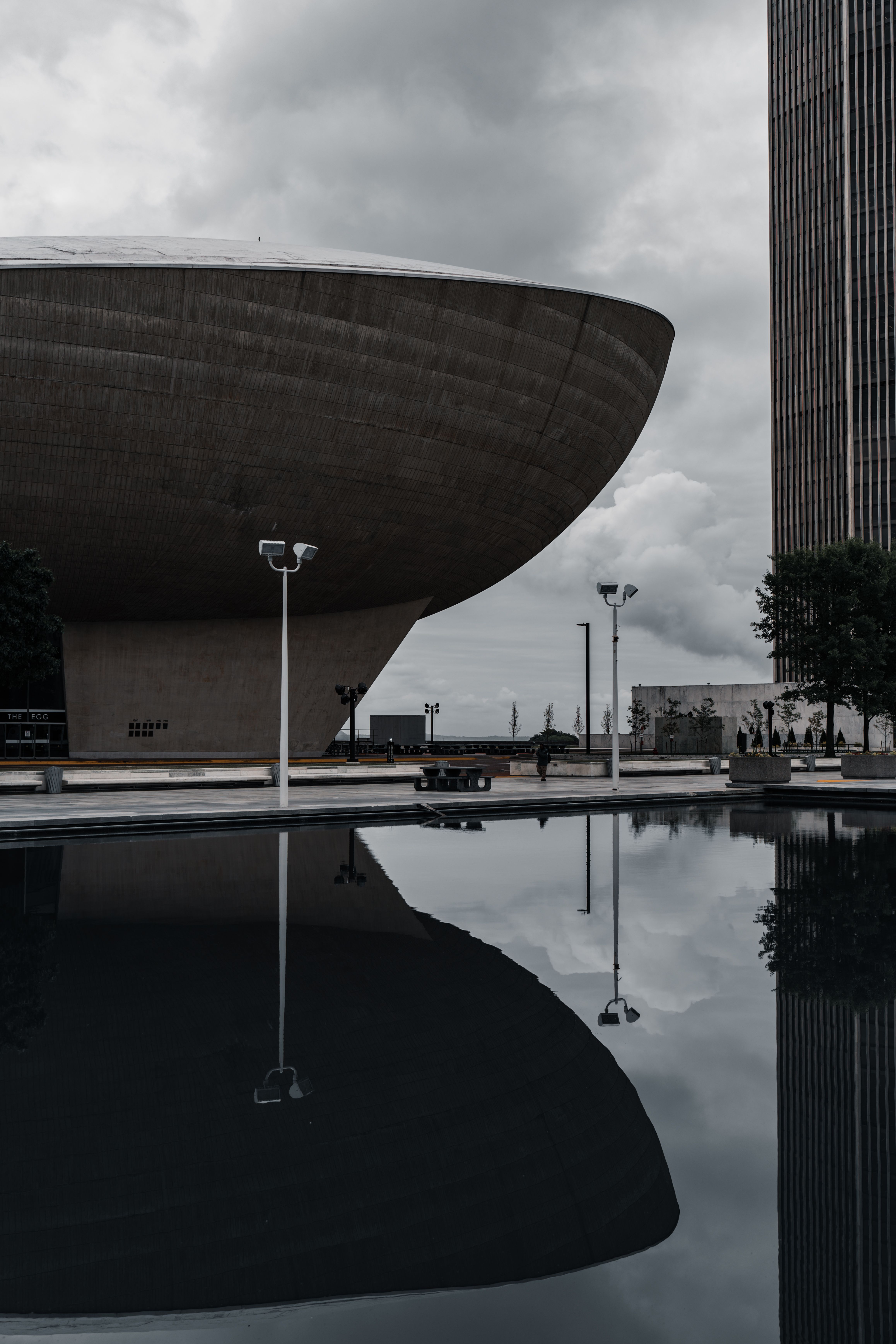 A reflection of a building in a pool · Free Stock Photo