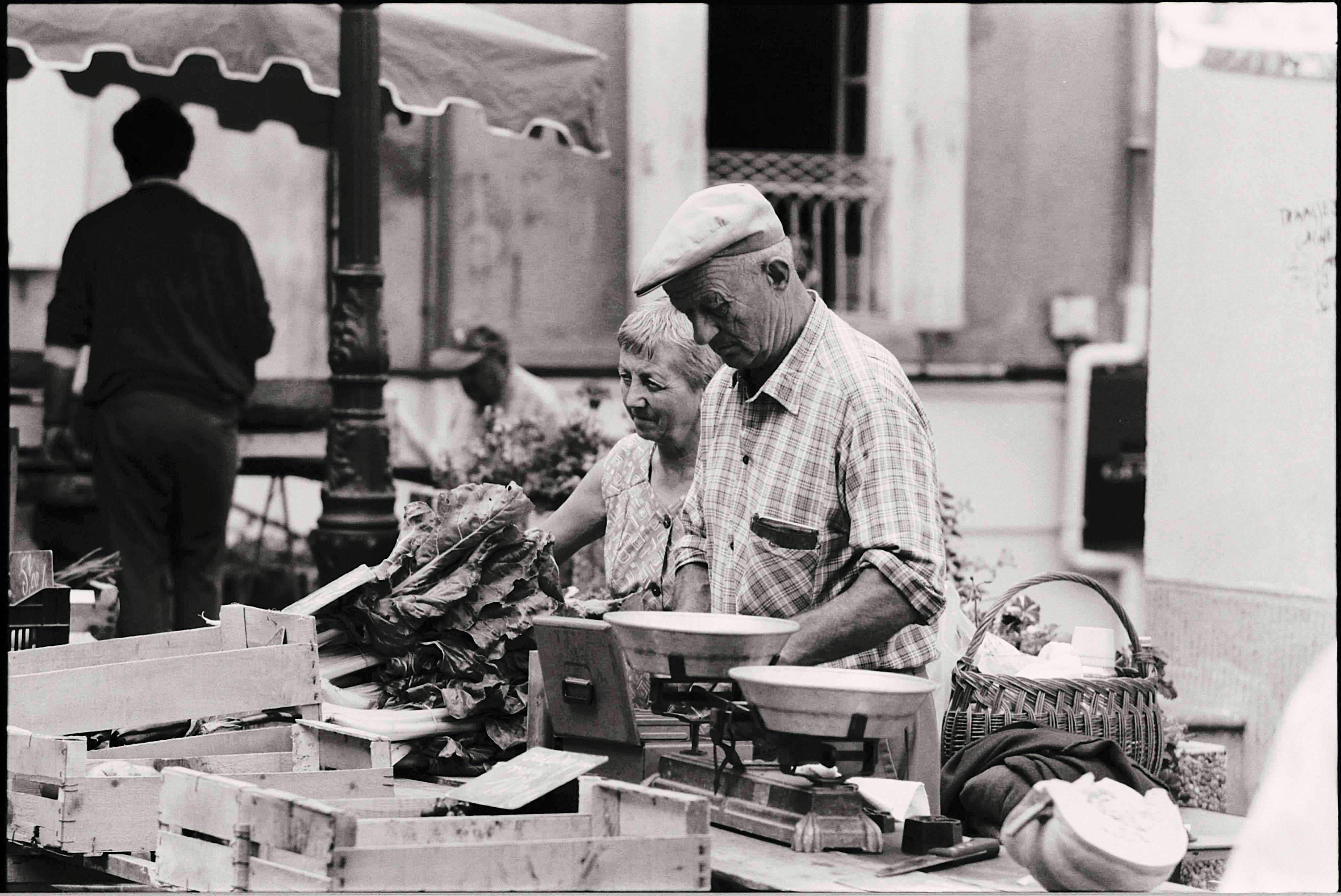 Knock-off Time at the Bazaar · Free Stock Photo