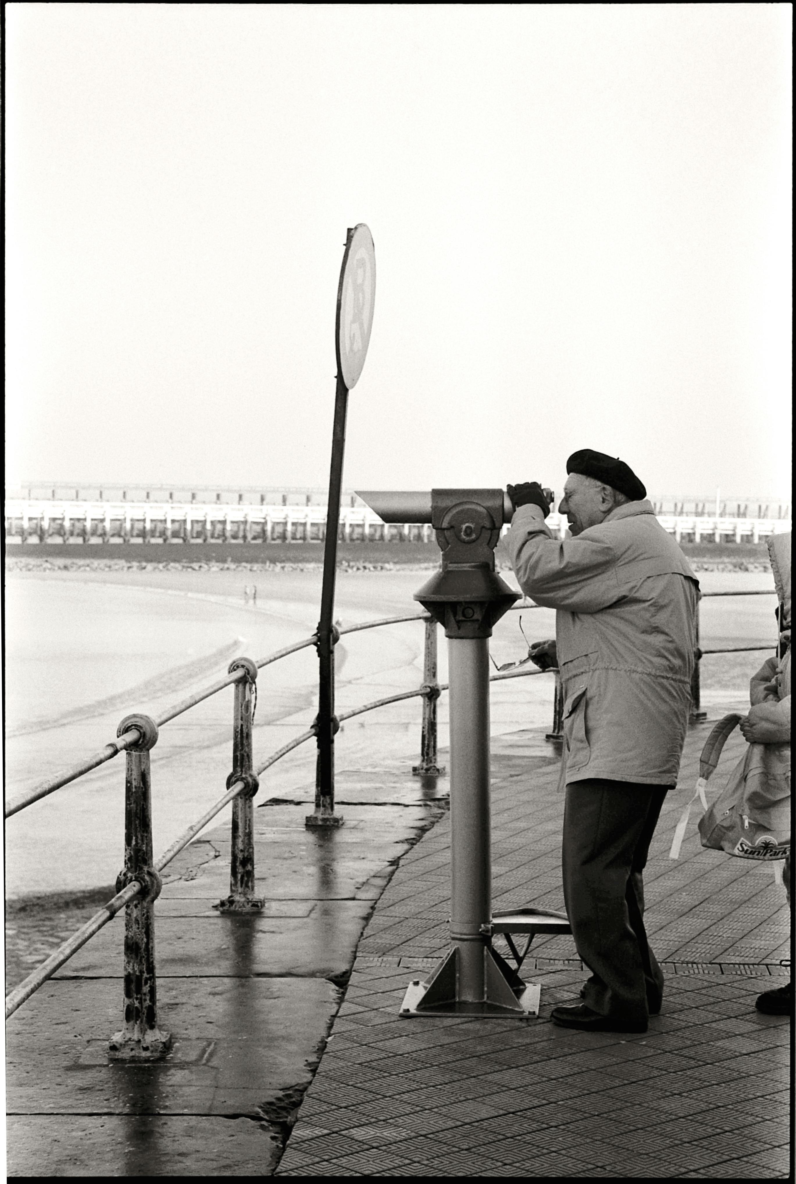 Men Using Ear Pords Photos, Download The BEST Free Men Using Ear Pords ...