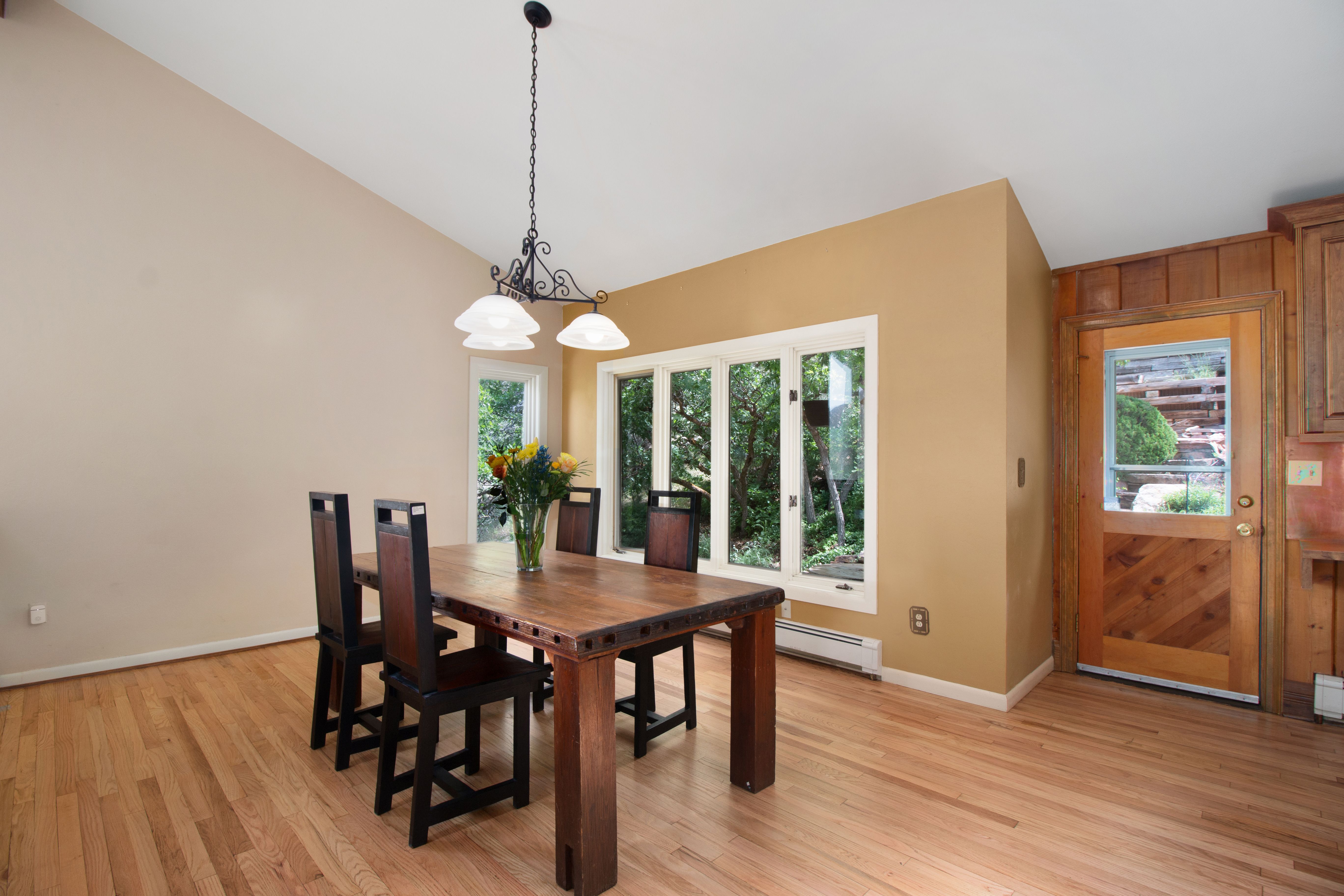 Kithen Counter and Table with Chairs · Free Stock Photo