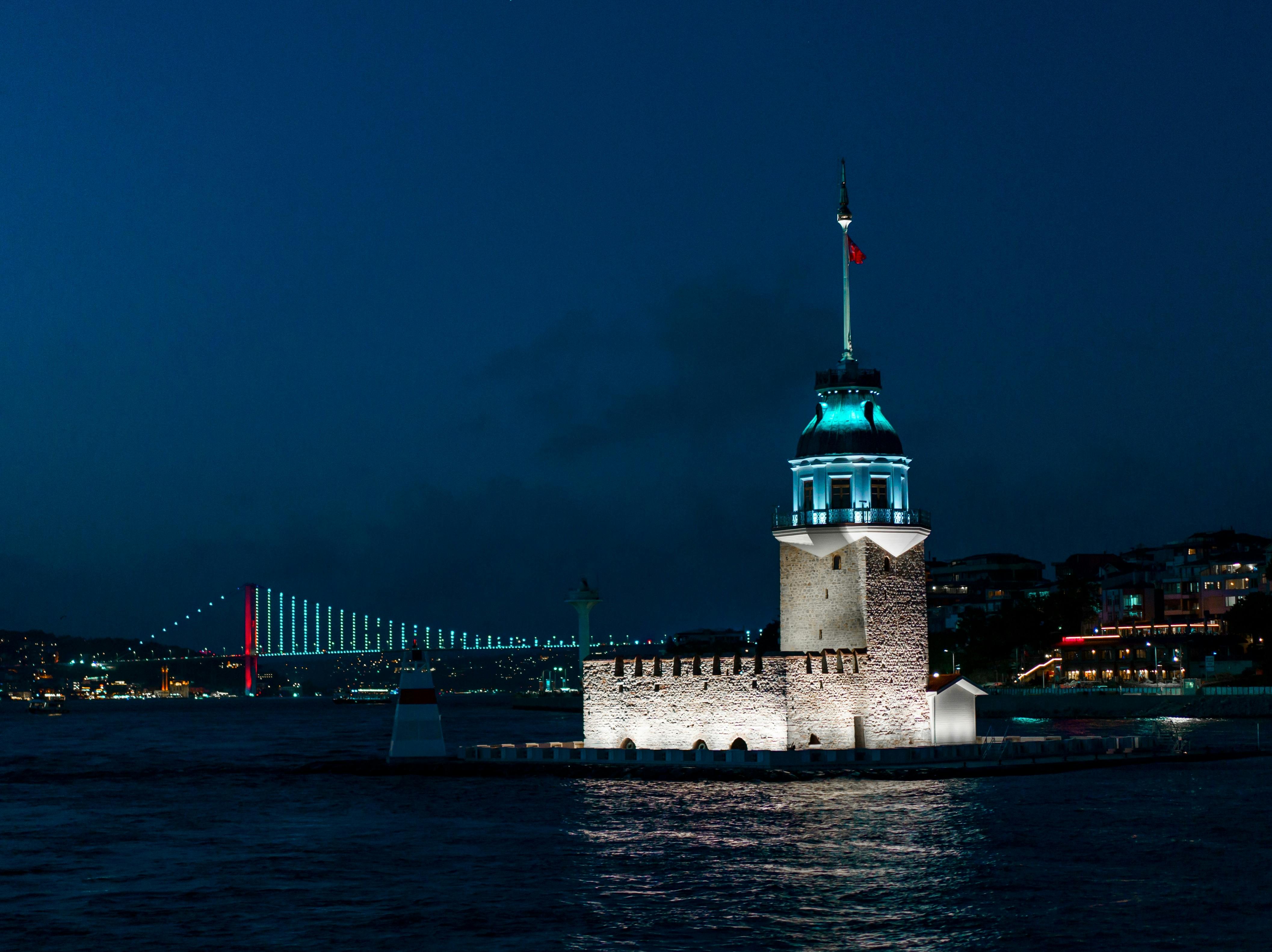 Leanders Tower in Istanbul, Turkey at Night · Free Stock Photo