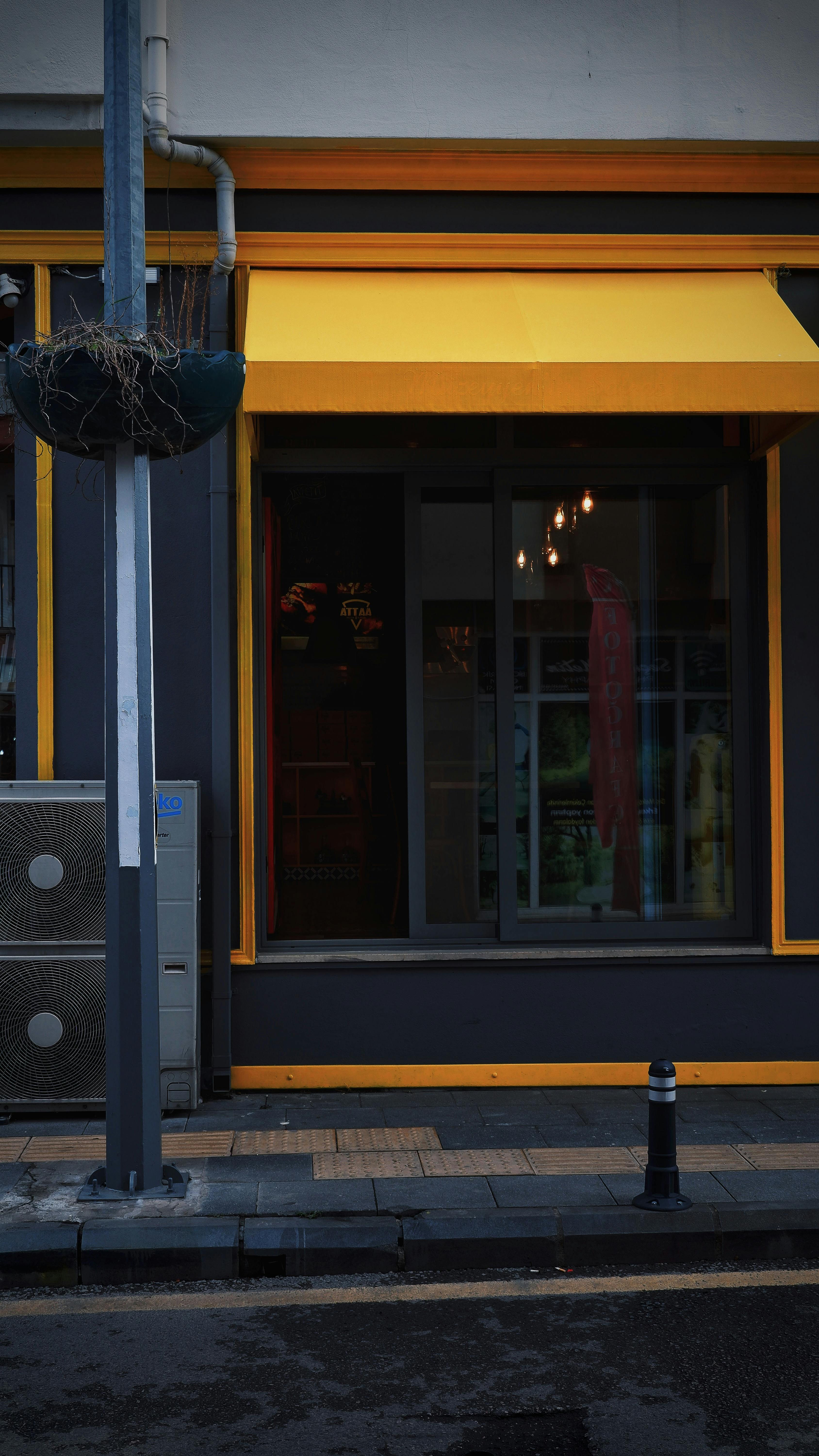 A Traditional Building with a Cafe · Free Stock Photo