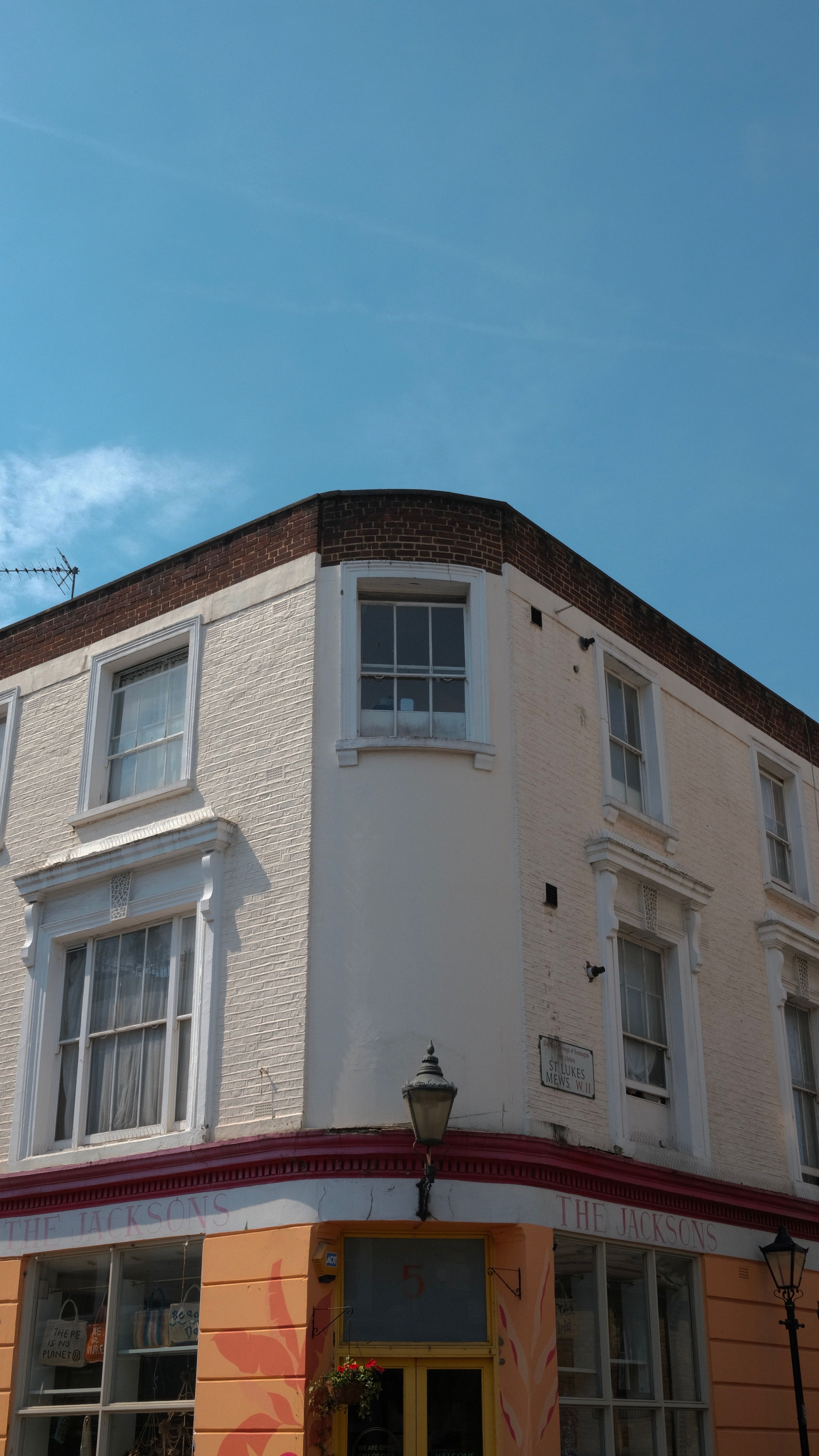 Exterior of a Building on the Corner of a Street · Free Stock Photo